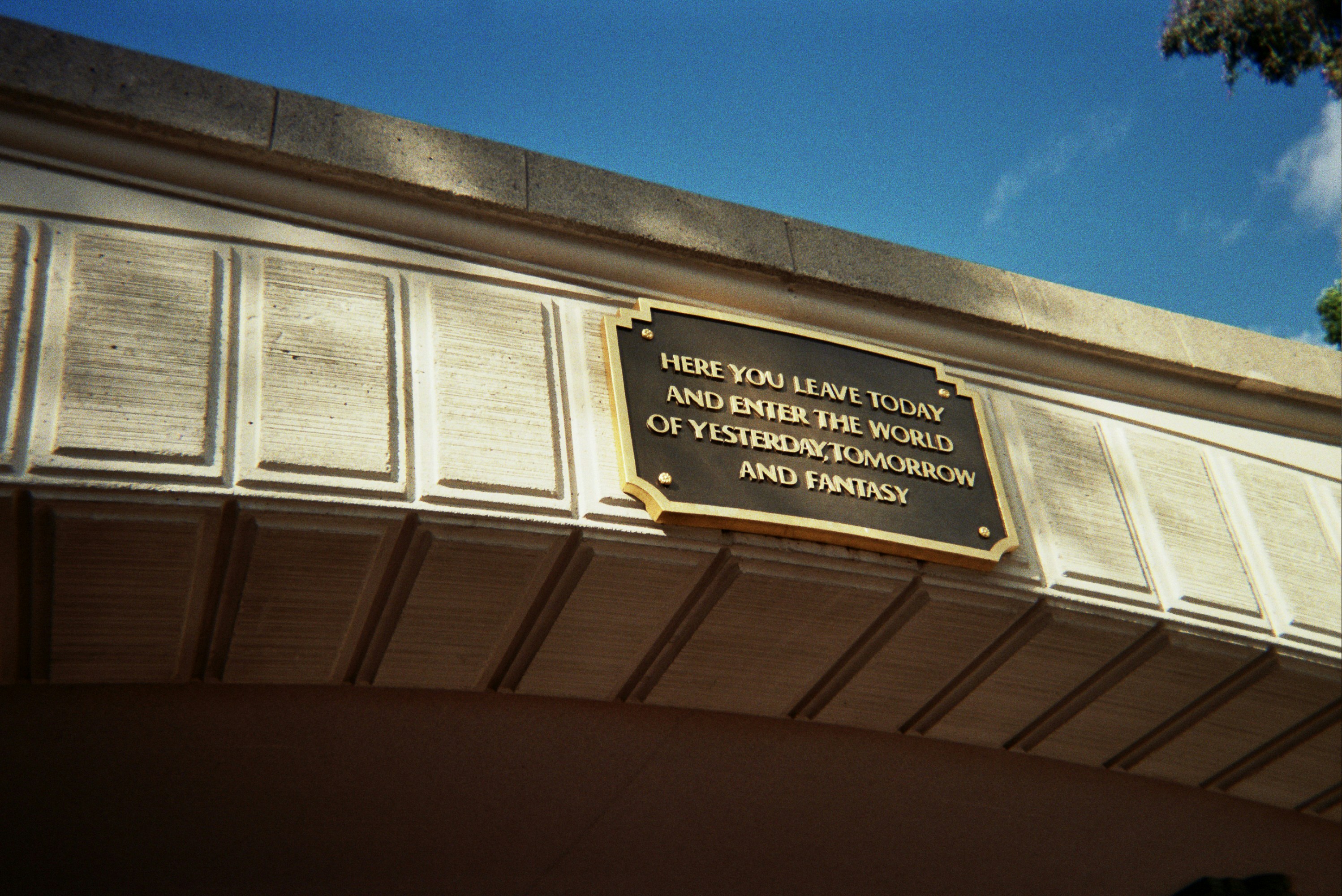 A plaque on the side of a building photo – Free Building Image on Unsplash