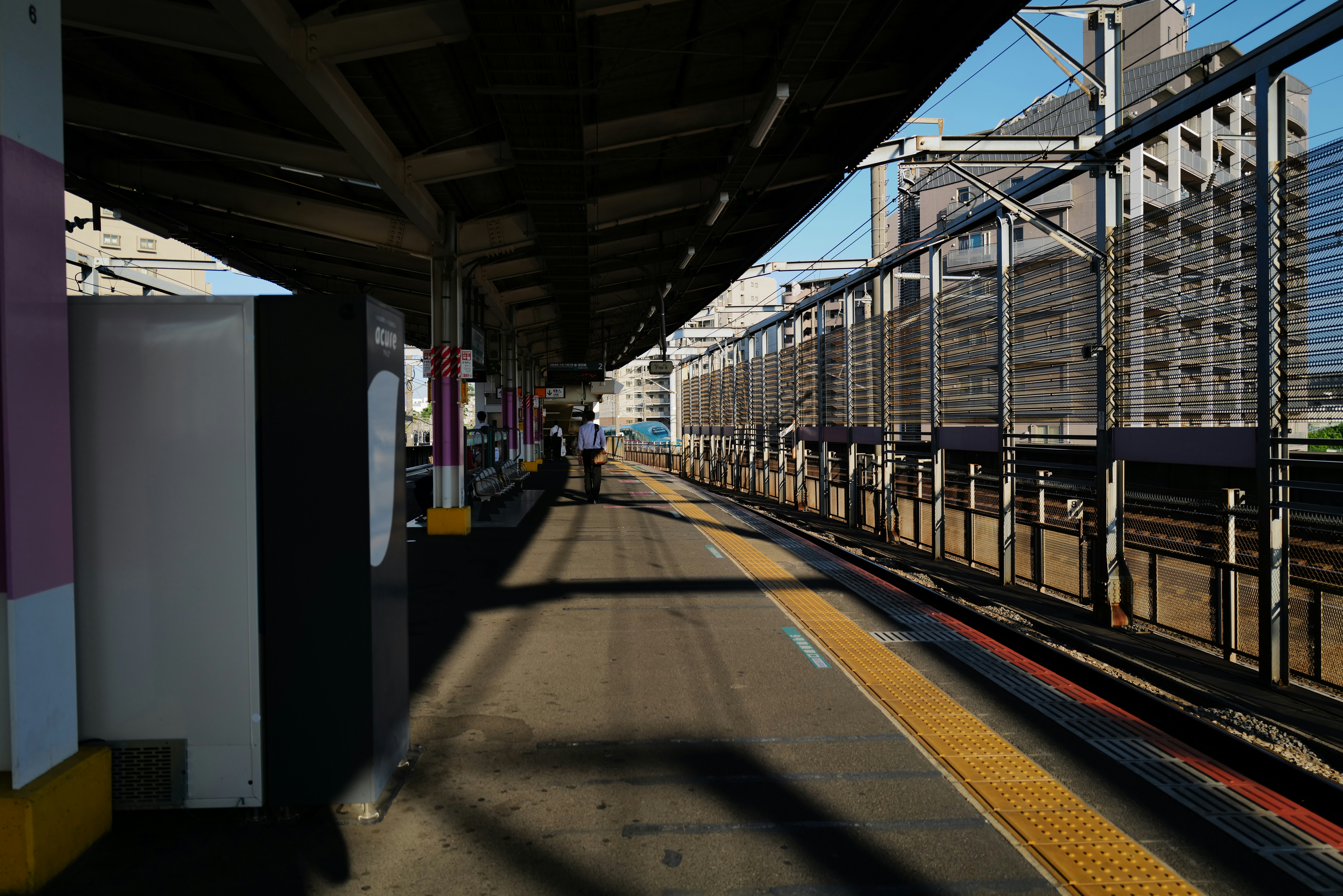A train pulling into a train station next to a platform photo – Free ...