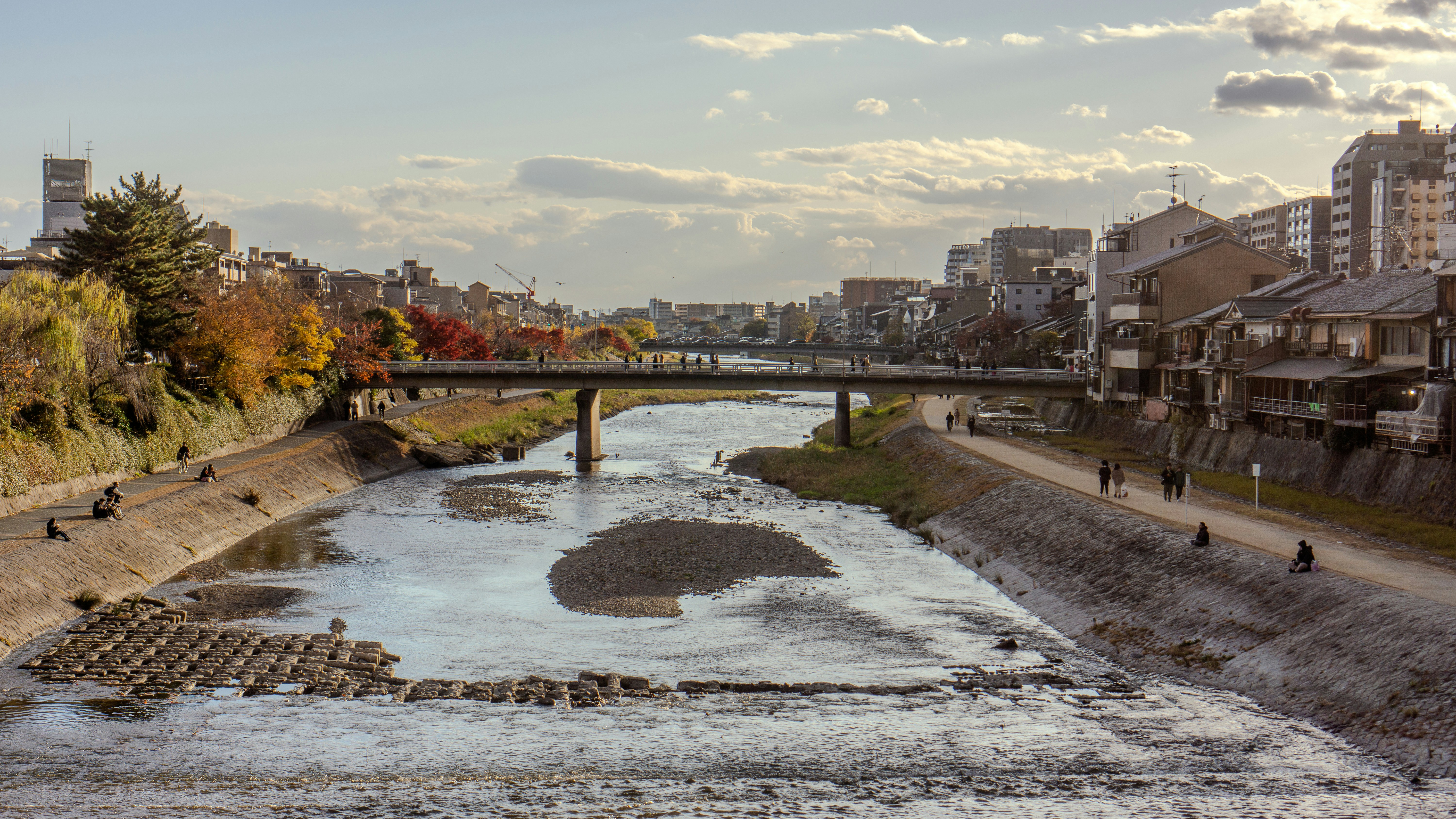 A river running through a city surrounded by tall buildings photo ...