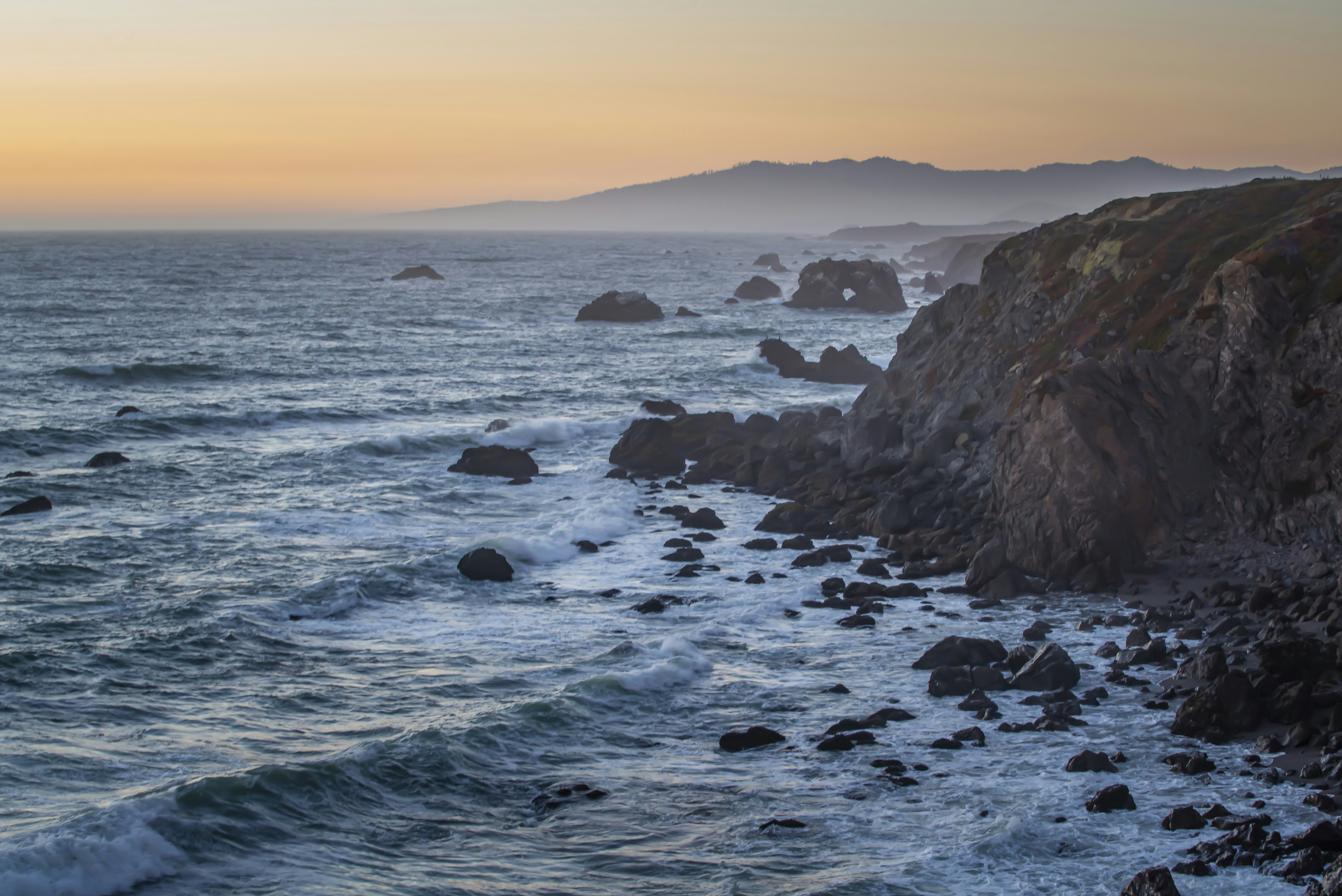 A view of the ocean from a cliff photo – Free Beach Image on Unsplash