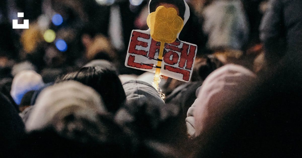 서로를 둘러싸고 서 있는 한 무리의 사람들 사진 Unsplash의 무료 여의도동 이미지