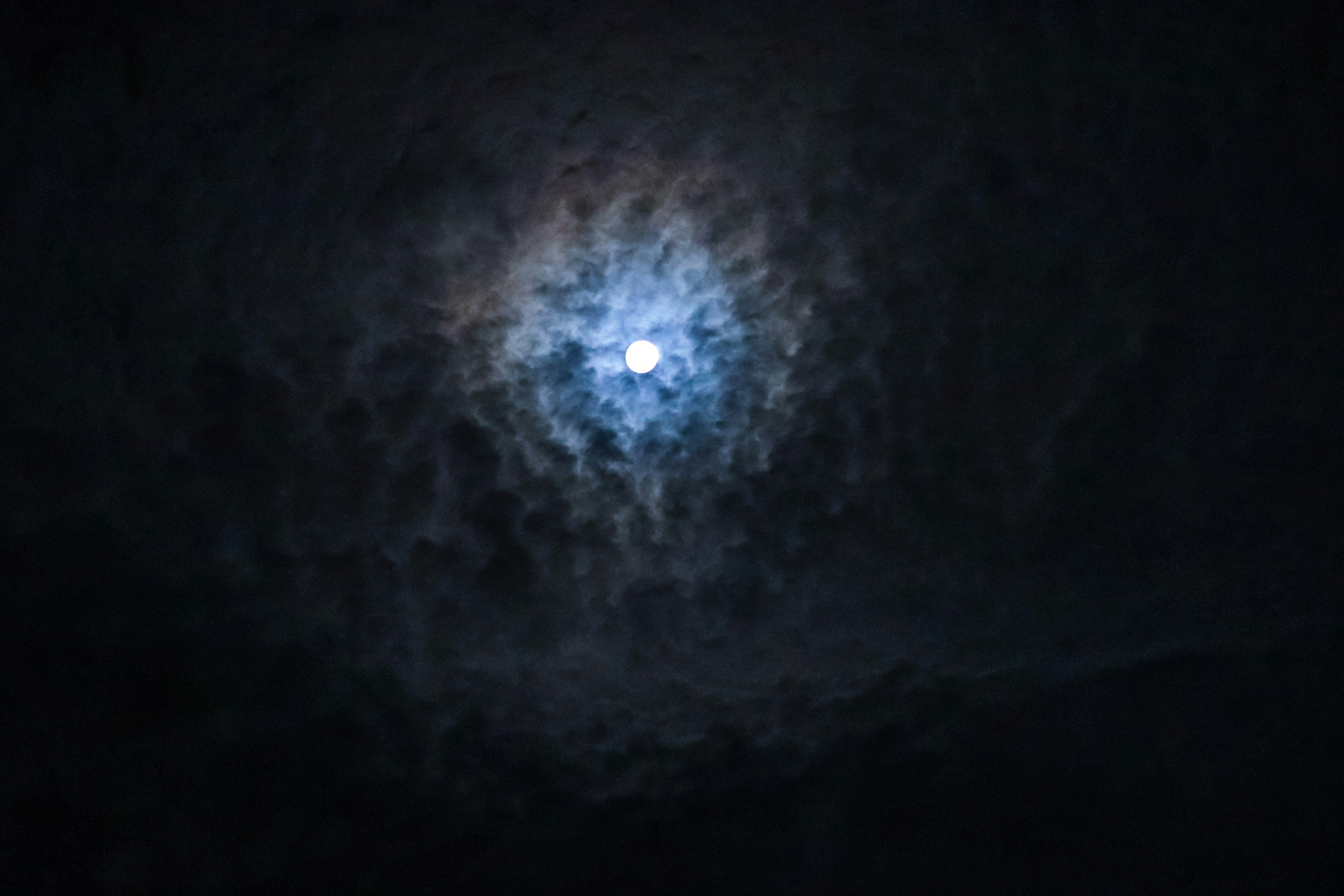 A very bright light in the dark sky photo – Free India Image on Unsplash