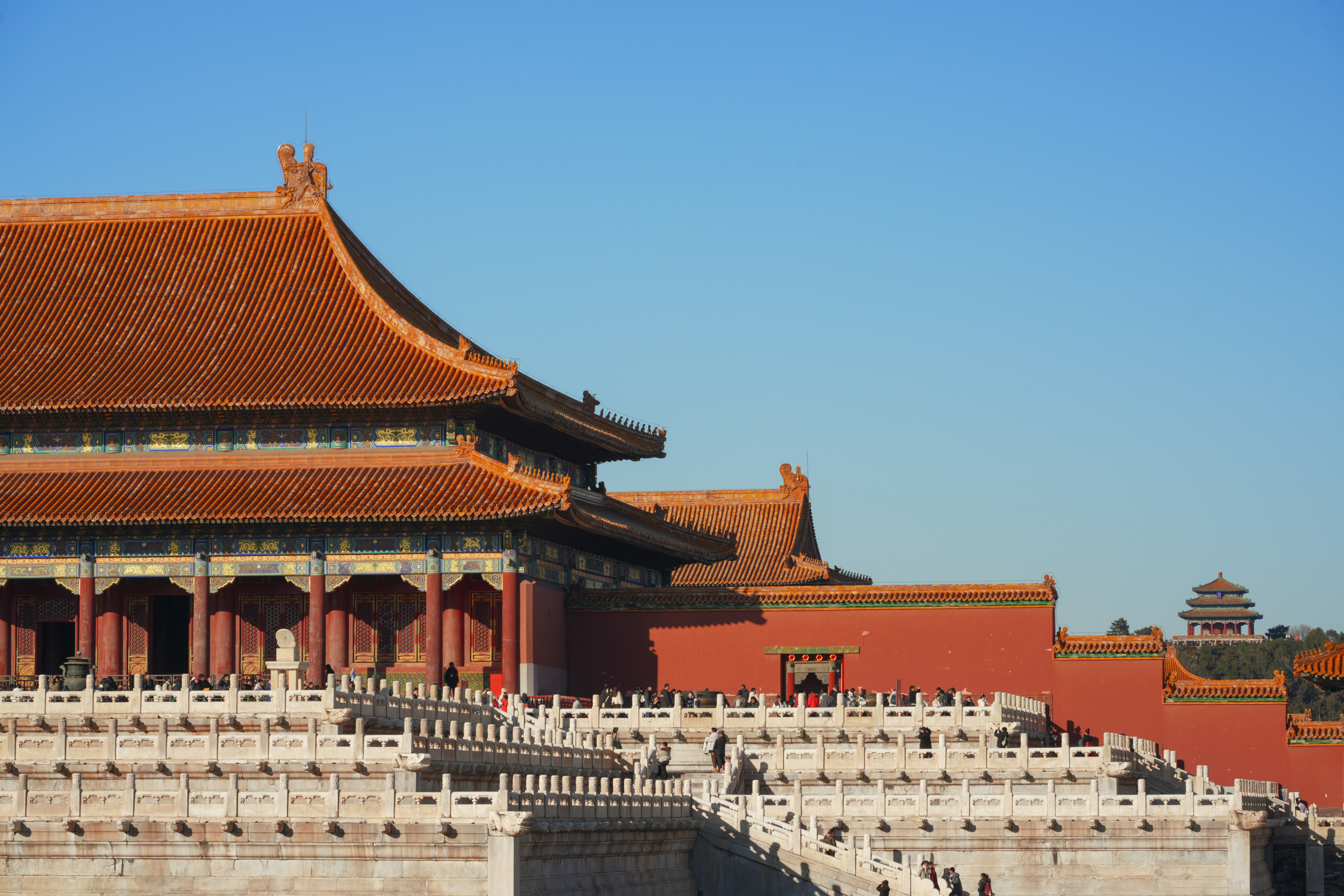 A large building with a lot of steps in front of it photo – Free Palace ...