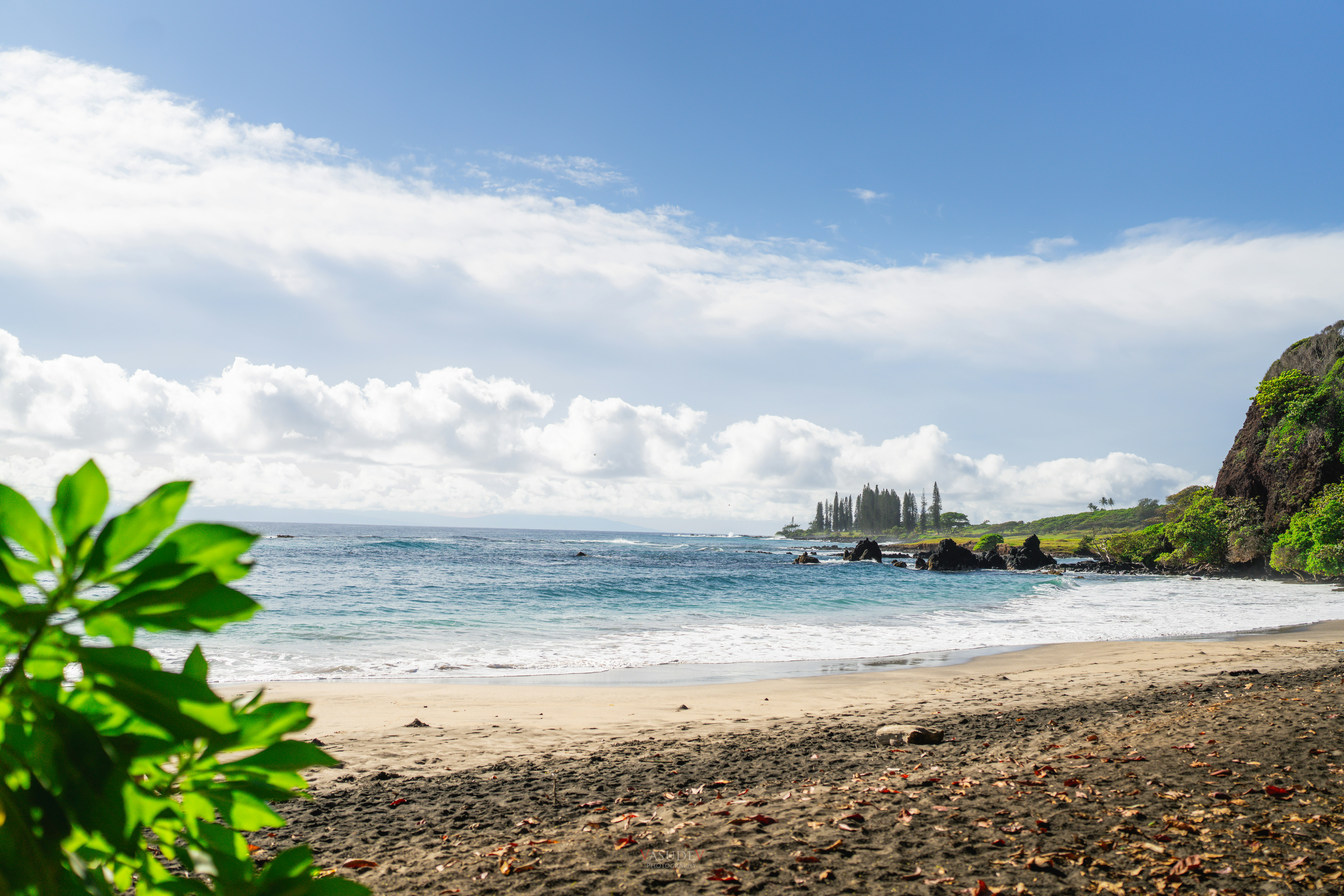 A view of a beach from a distance photo – Free Beach Image on Unsplash