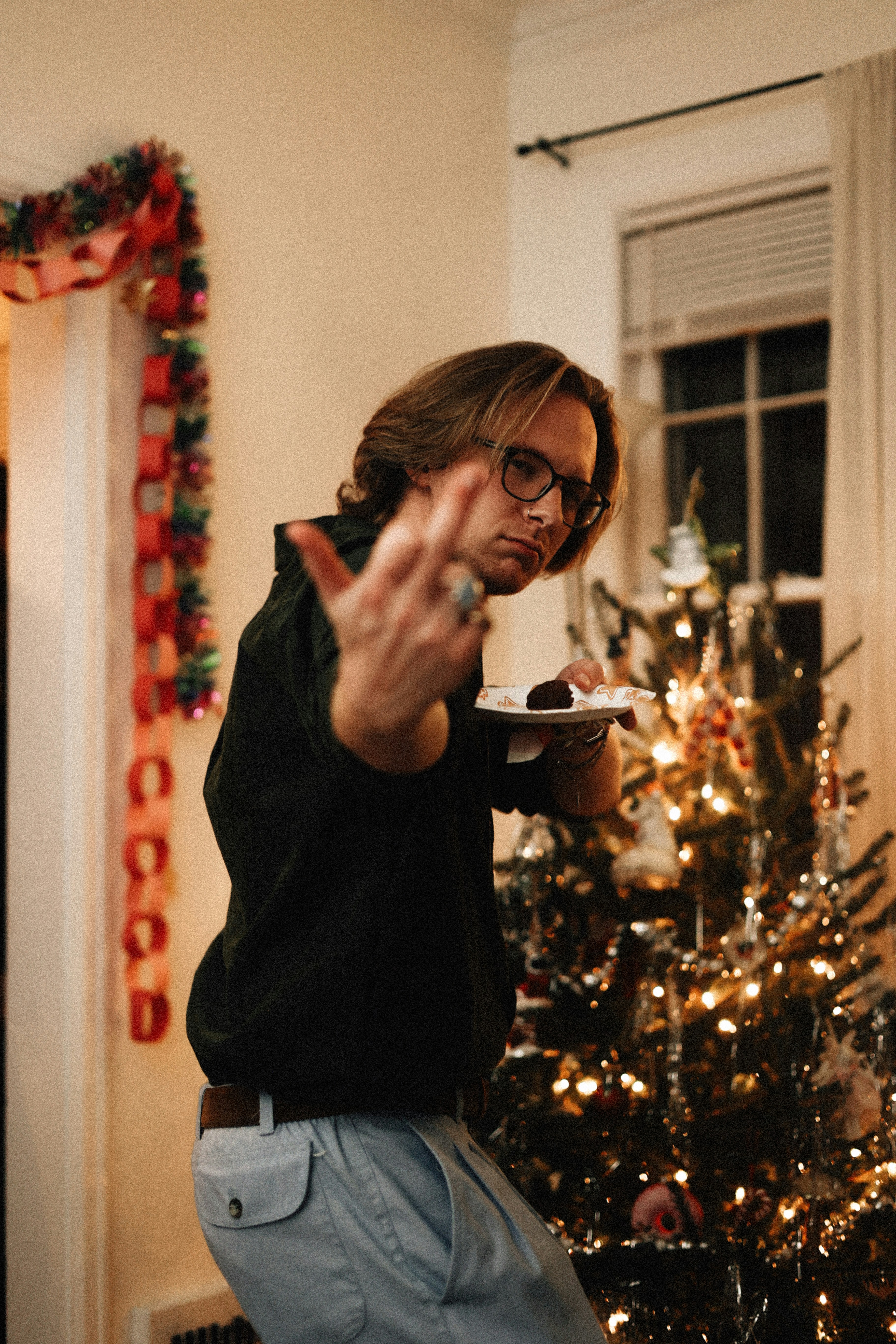 Man flips off camera at a festive christmas gathering. photo – Free ...