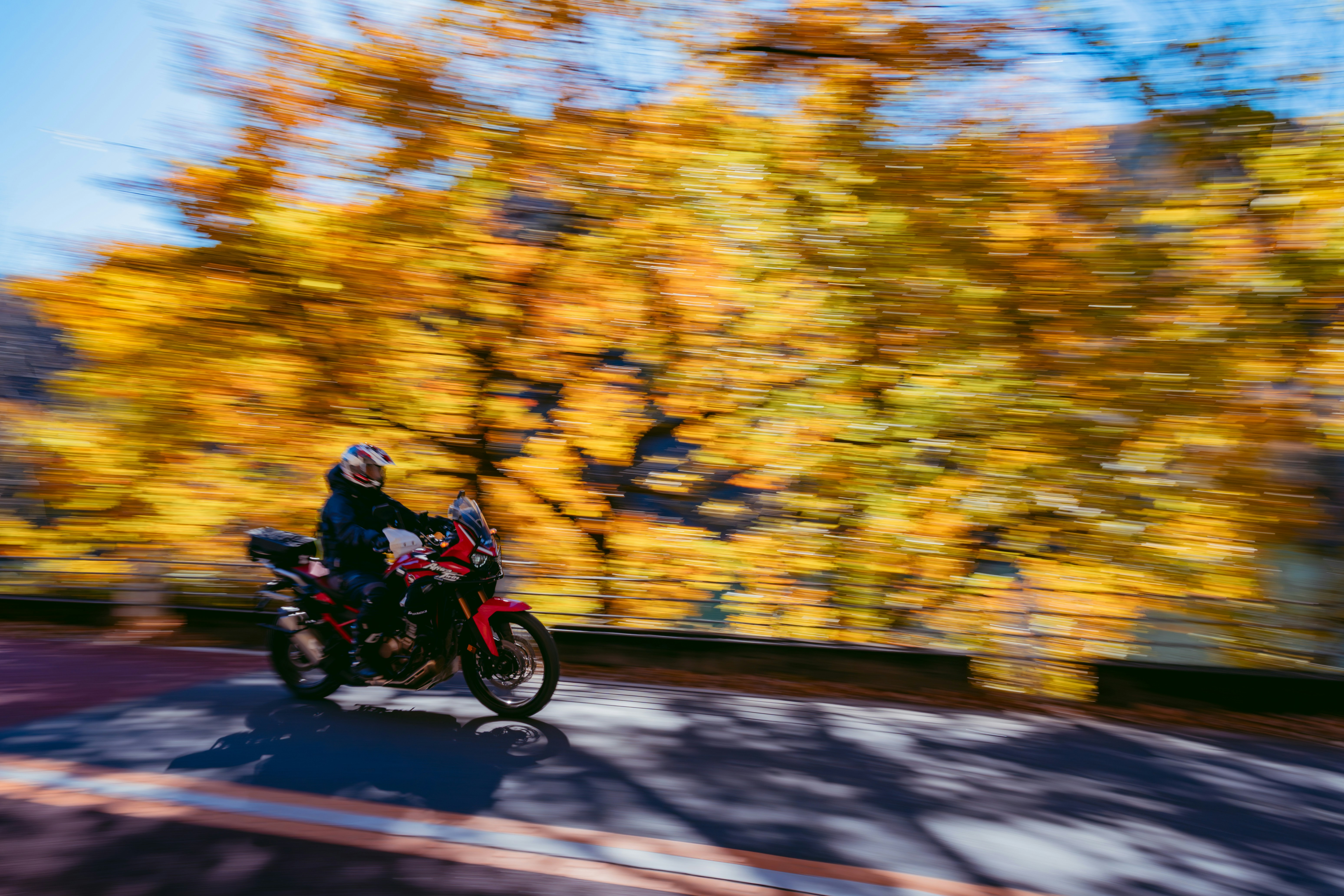 A blurry photo of a person riding a motorcycle photo – Free Velocity ...