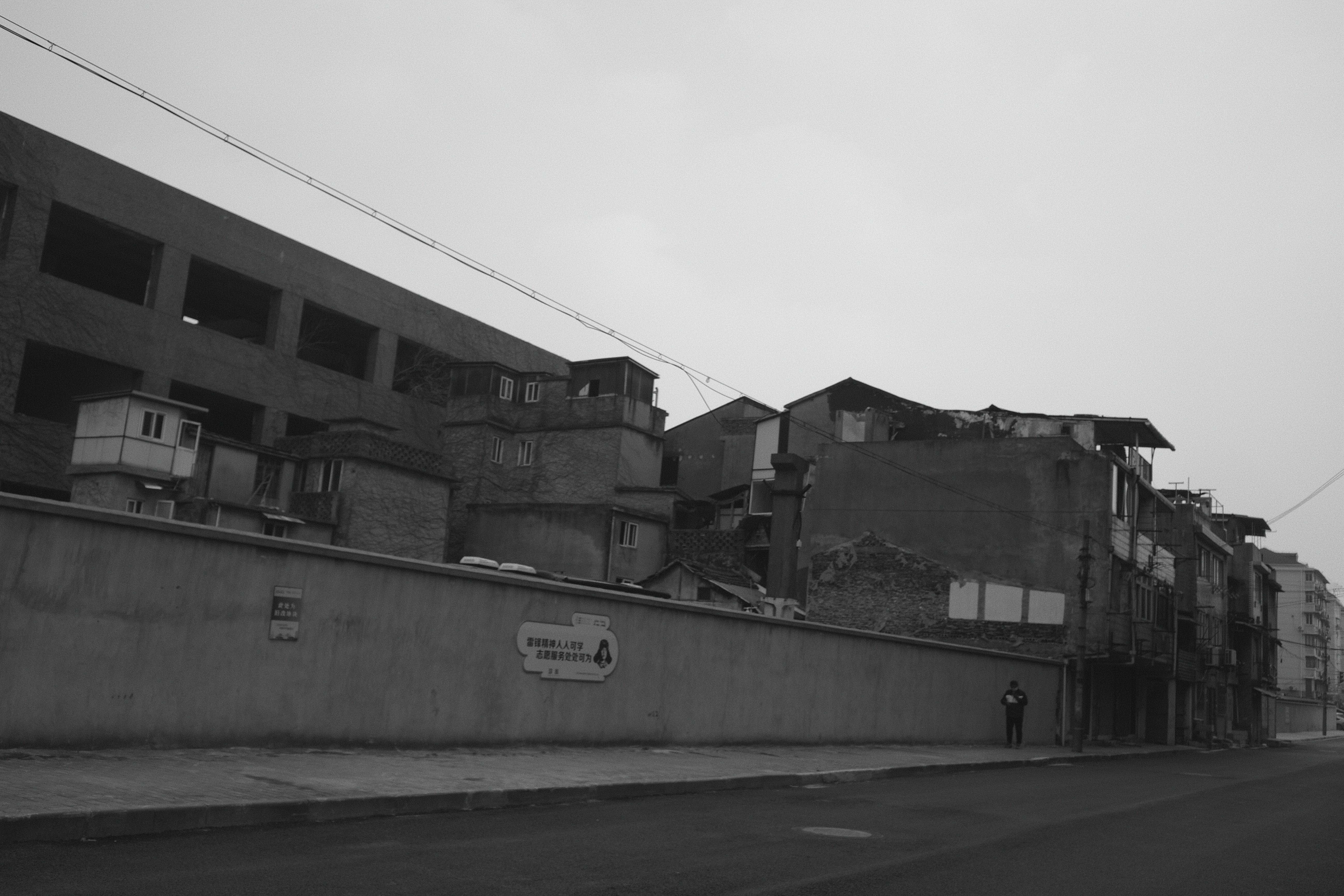 Each of Jadi's photos carries his desire and pursuit of truth. He records those ordinary and real moments with his camera, trying to find the meaning of life in the film. It is these moments that allow him to find his own answer between memories and reality.