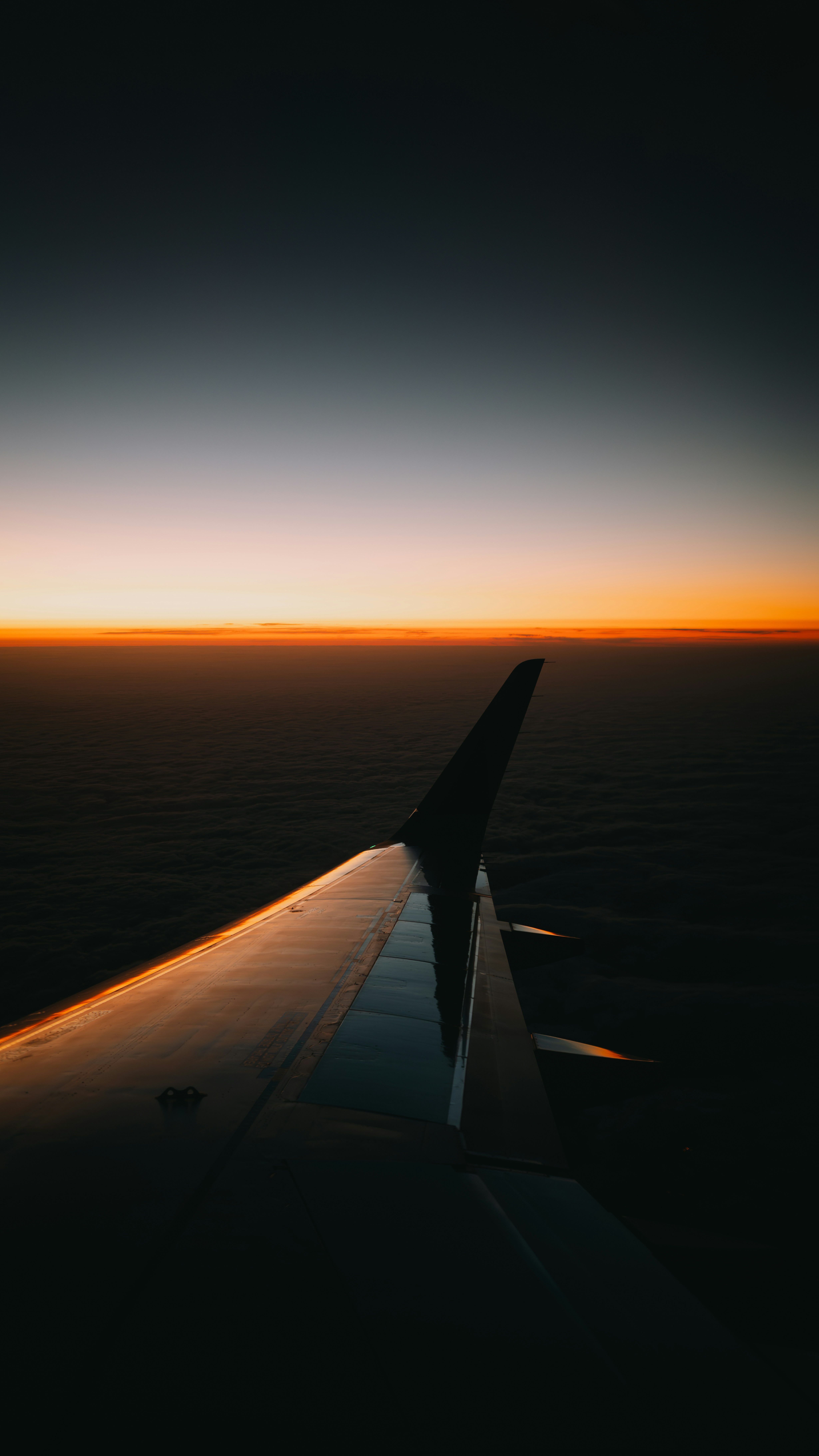 Wingtip at the Horizon: A Quiet Sunset Above the Clouds
