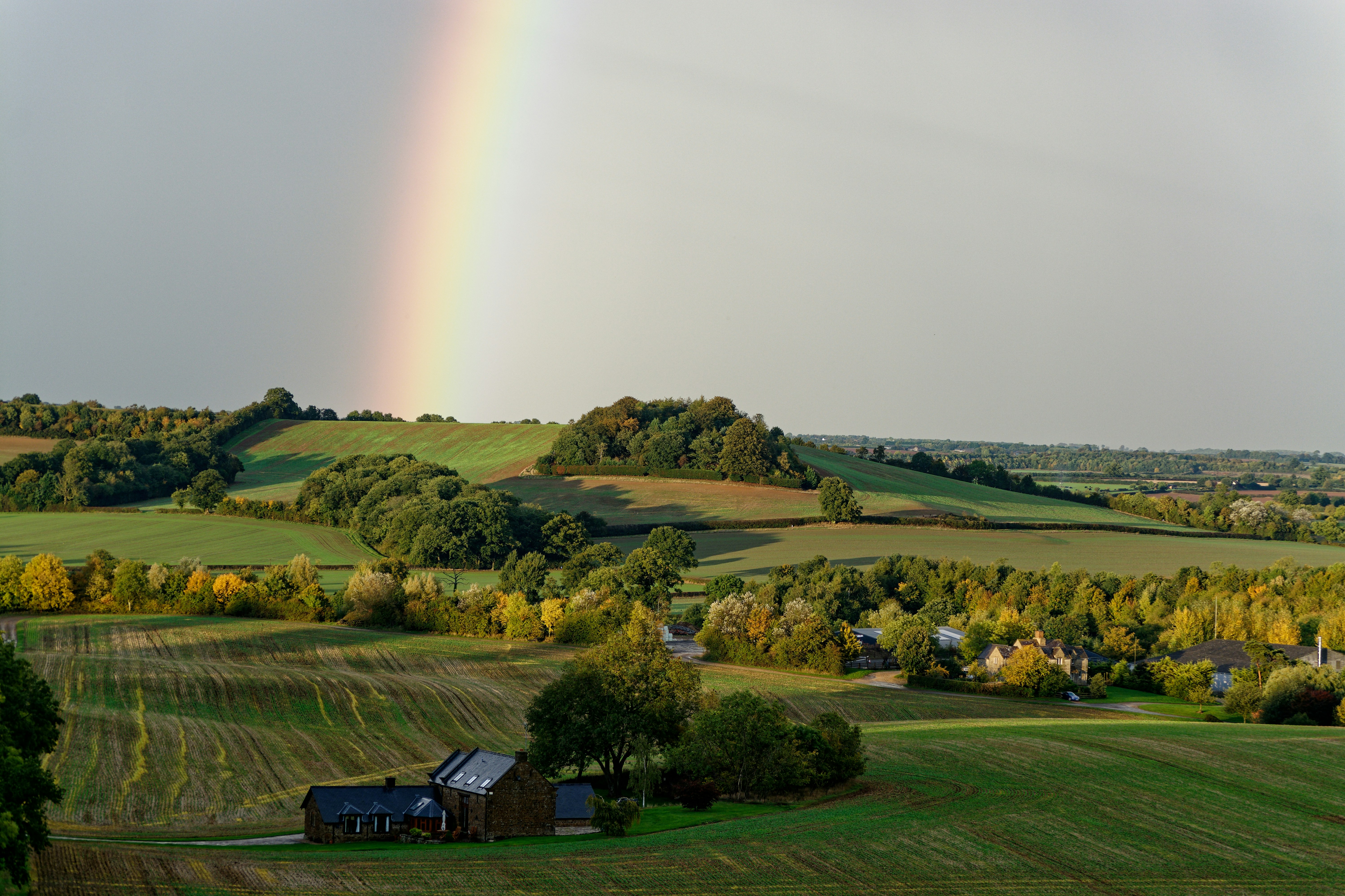 Un Arco Iris En El Cielo Sobre Un Campo Verde Foto Imagen De Tierra