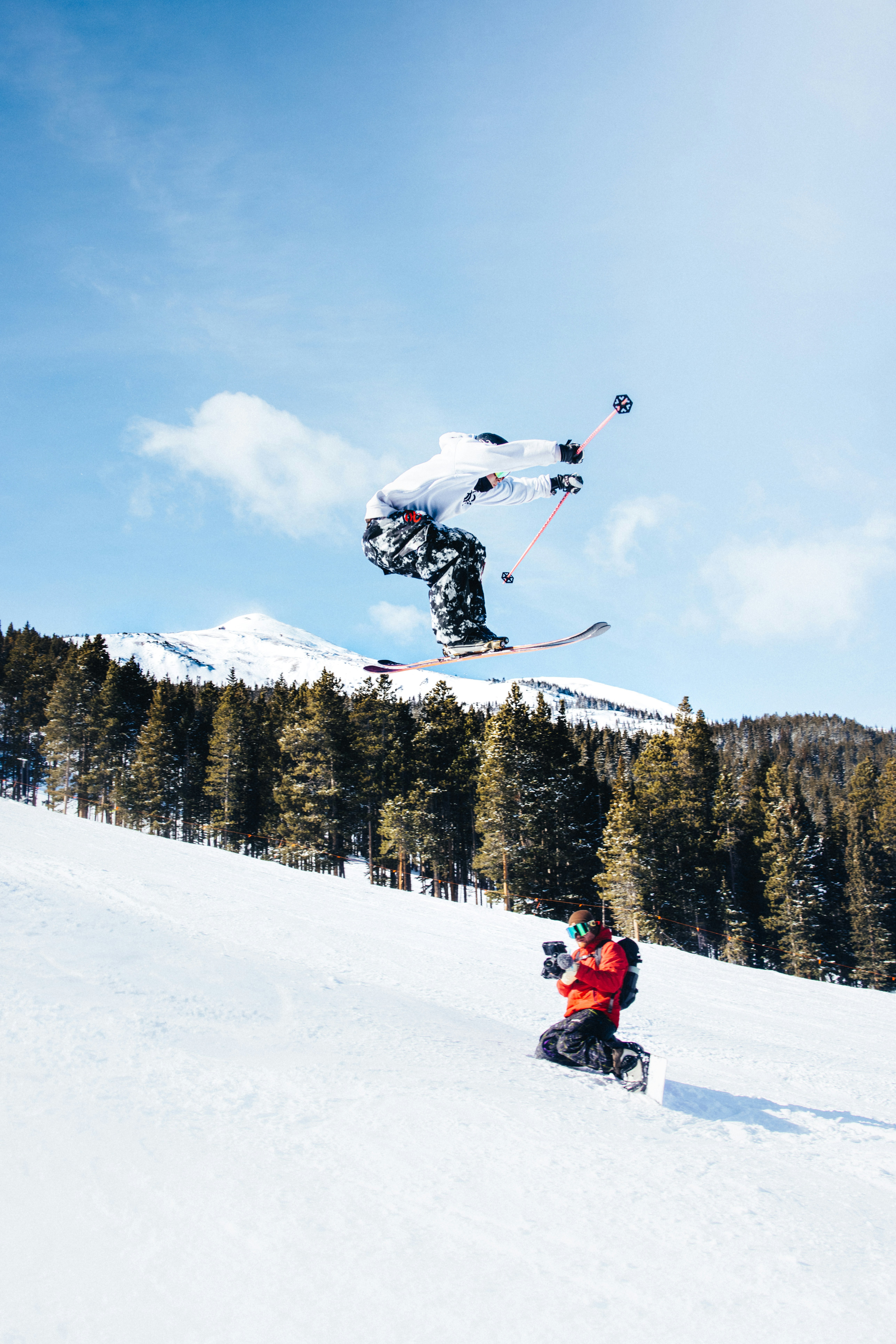 Um homem voando pelo ar enquanto andava de esquis foto – Imagem grátis ...