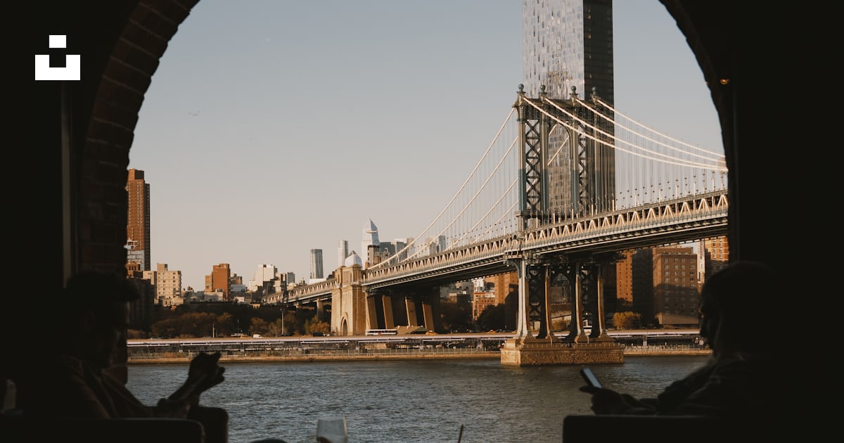 Una Vista De Un Puente A Través De Un Arco En Un Edificio Foto Imagen