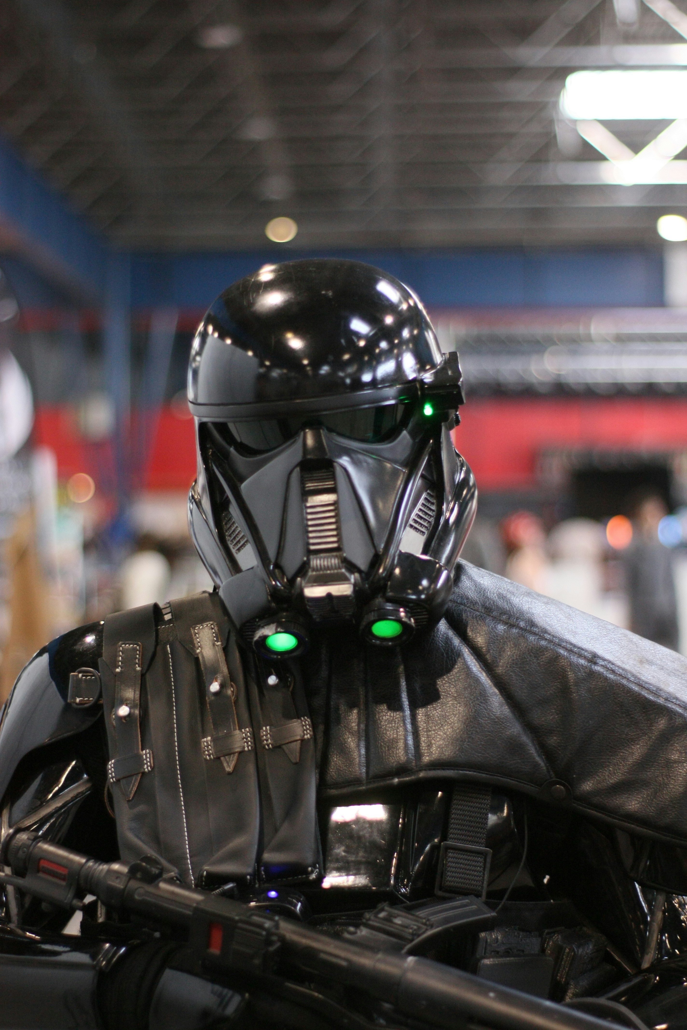 A man dressed as darth vader is holding a gun photo – Free Équipement ...