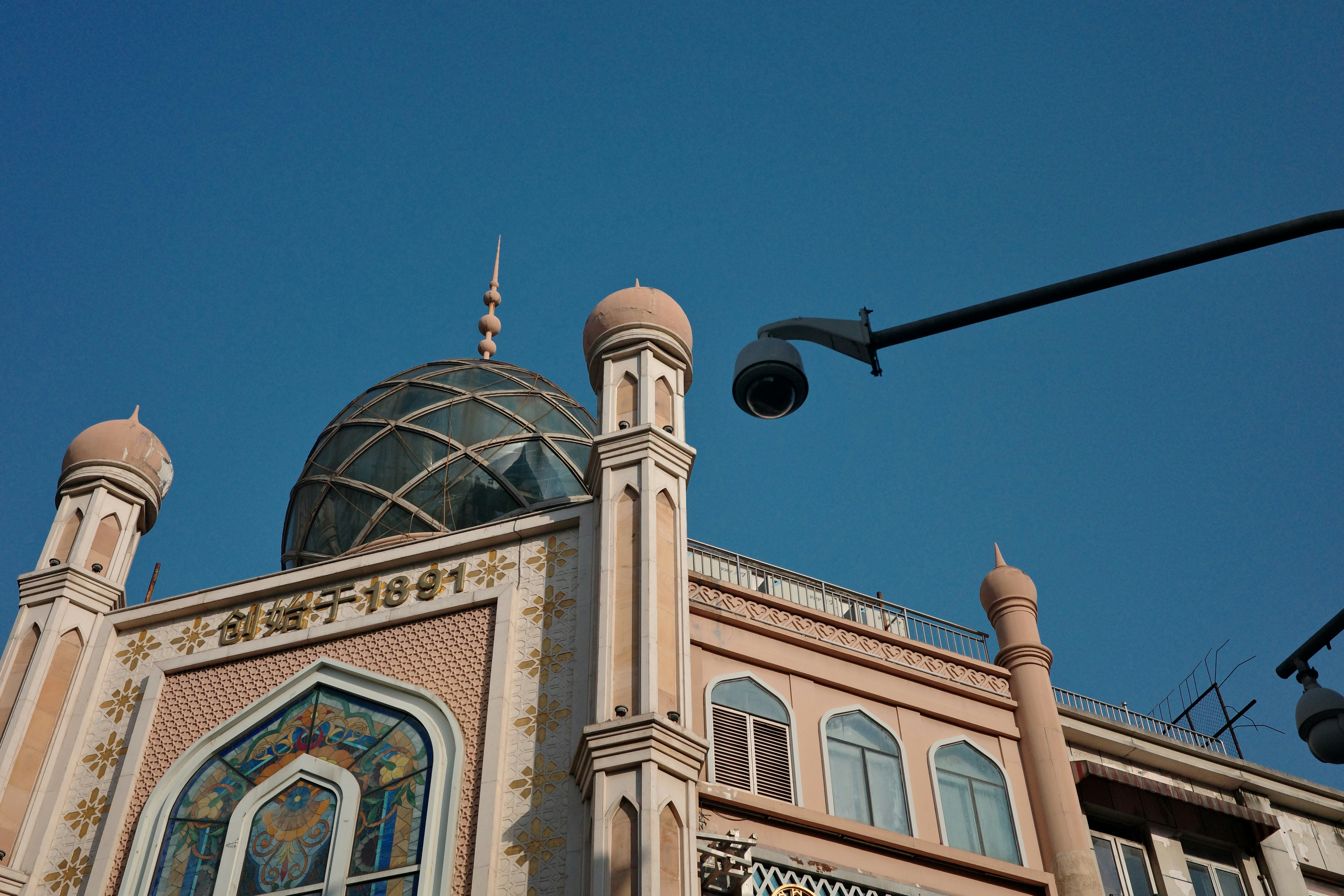 a Muslim temple next to the streetlight