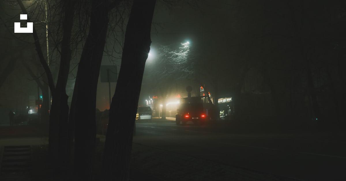 멀리 가로등이 있는 밤의 어두운 거리 사진 Unsplash의 무료 알마티 이미지