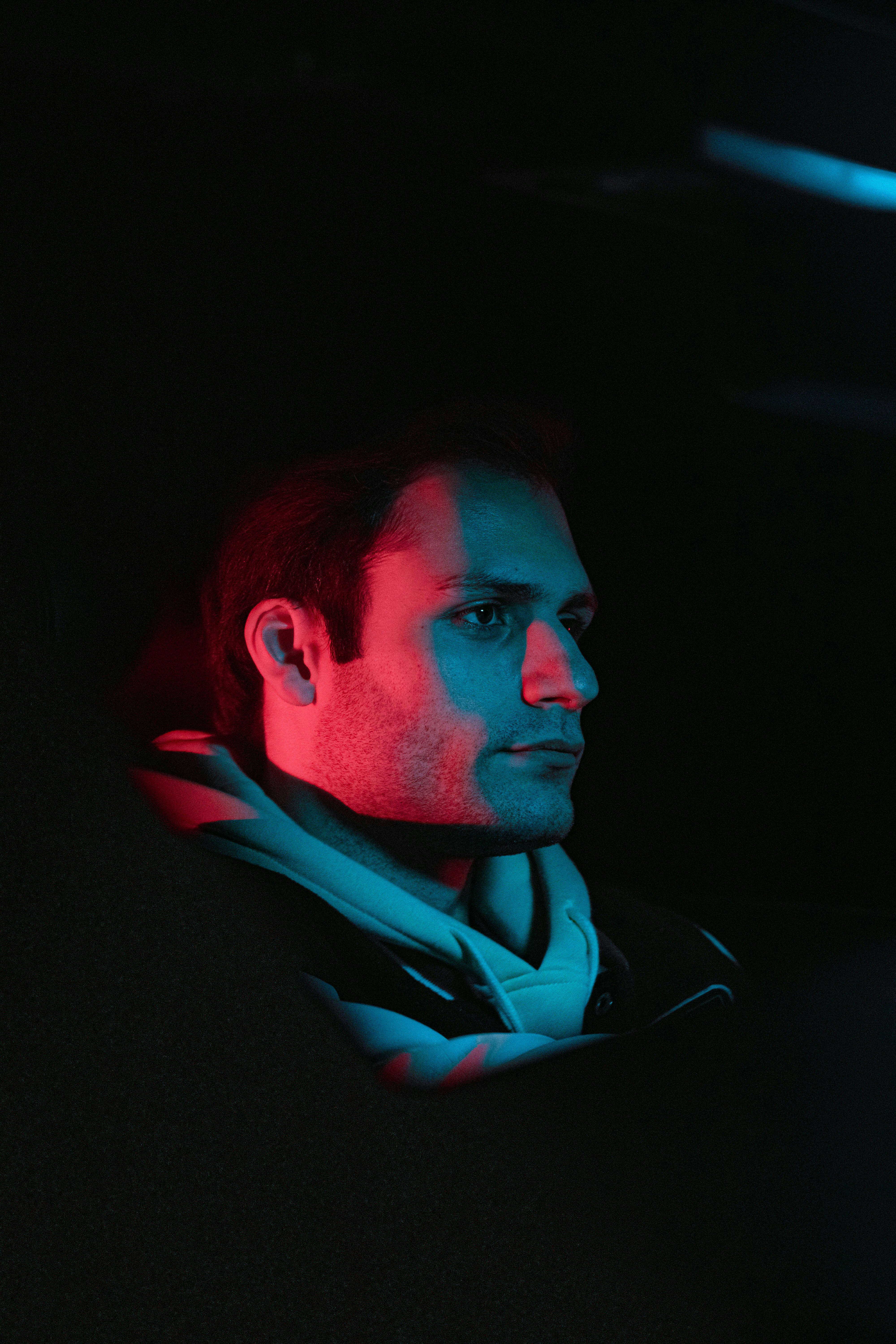 Dual-Color Quiet: A Portrait Brought to Life by Neon Light