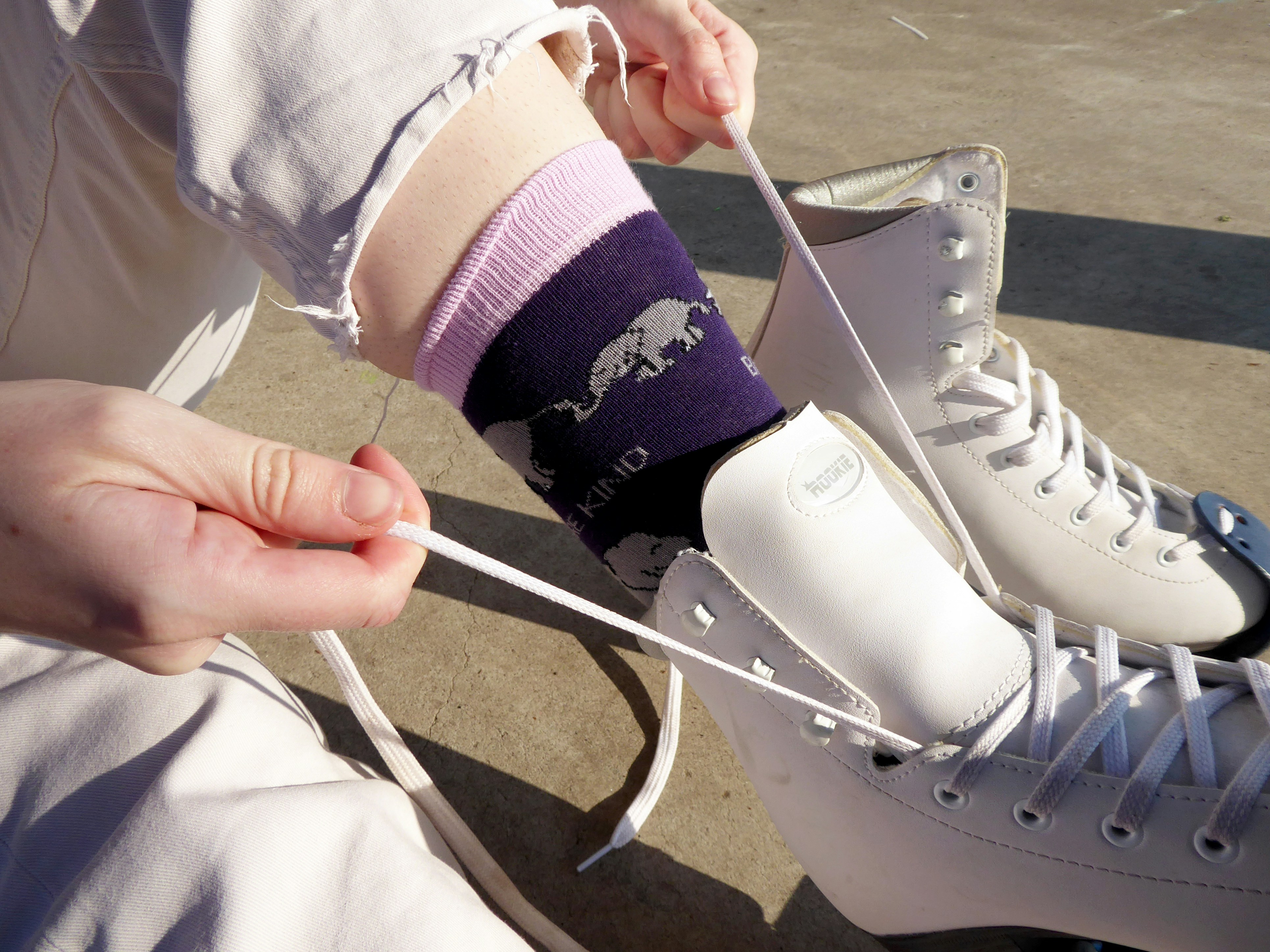 A person is tying a pair of ice skates photo – Free Human Image on Unsplash