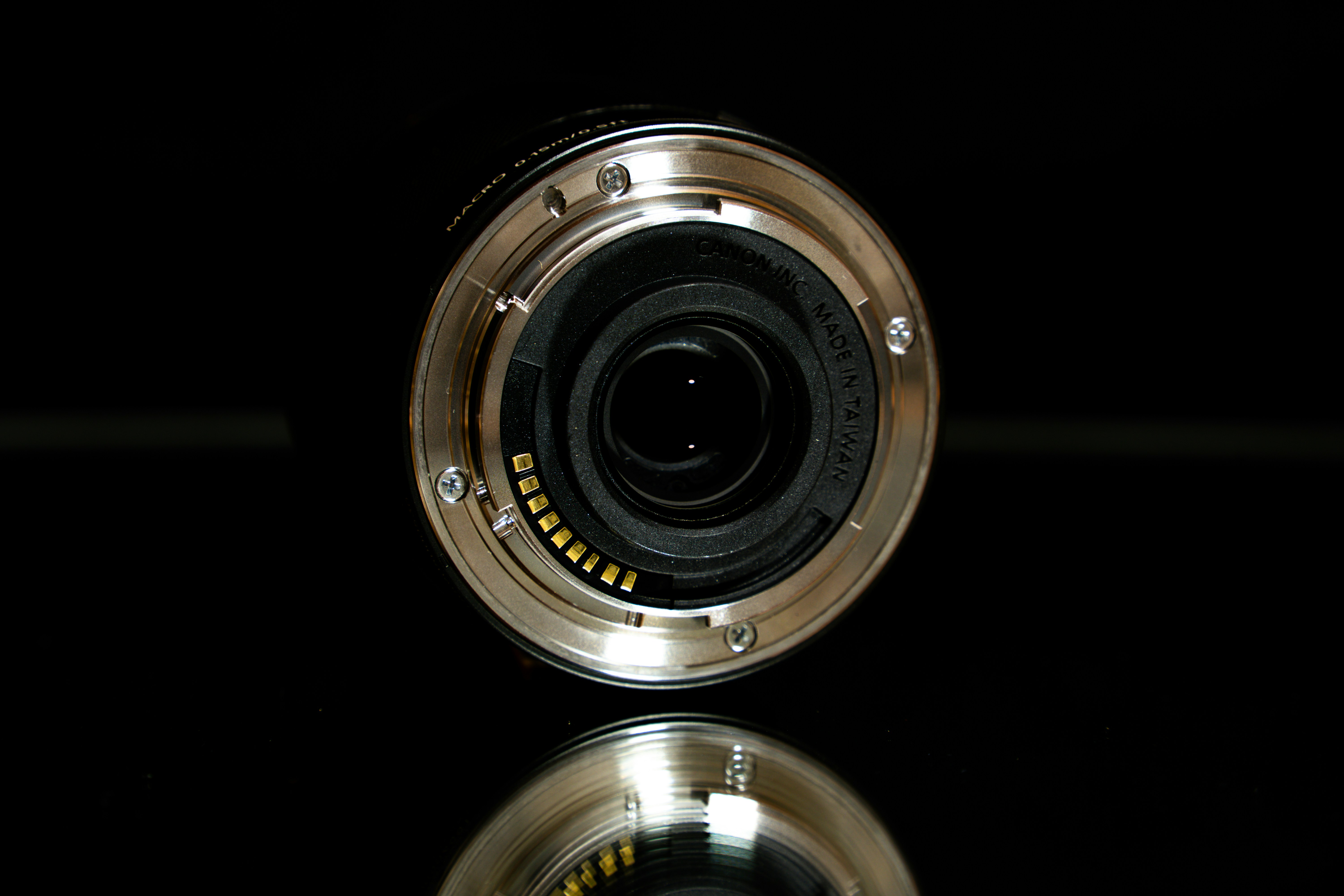 A camera lens sitting on top of a reflective surface photo – Free ...