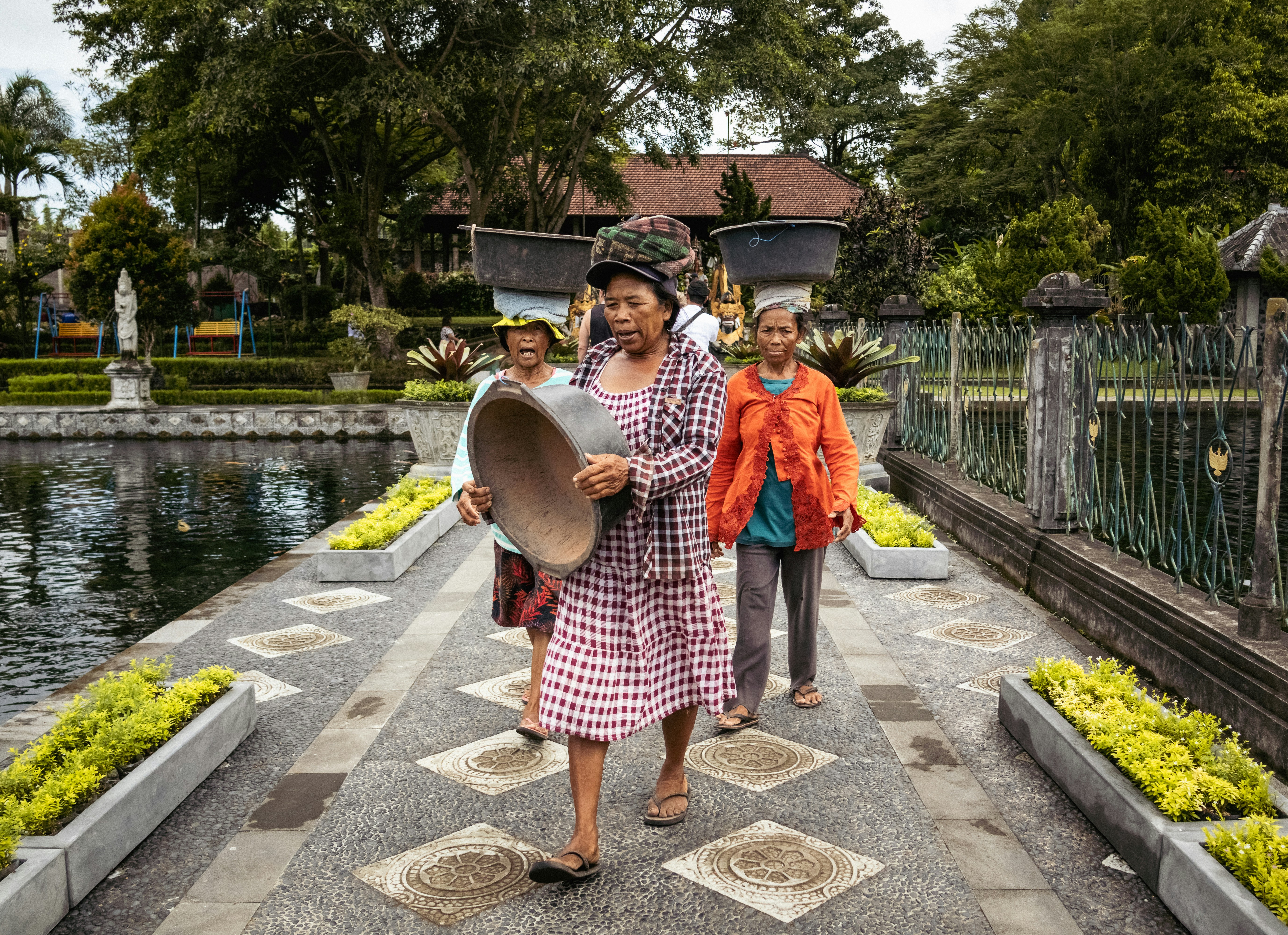 Impressive Balinese women carrying food hands-free on top of their heads