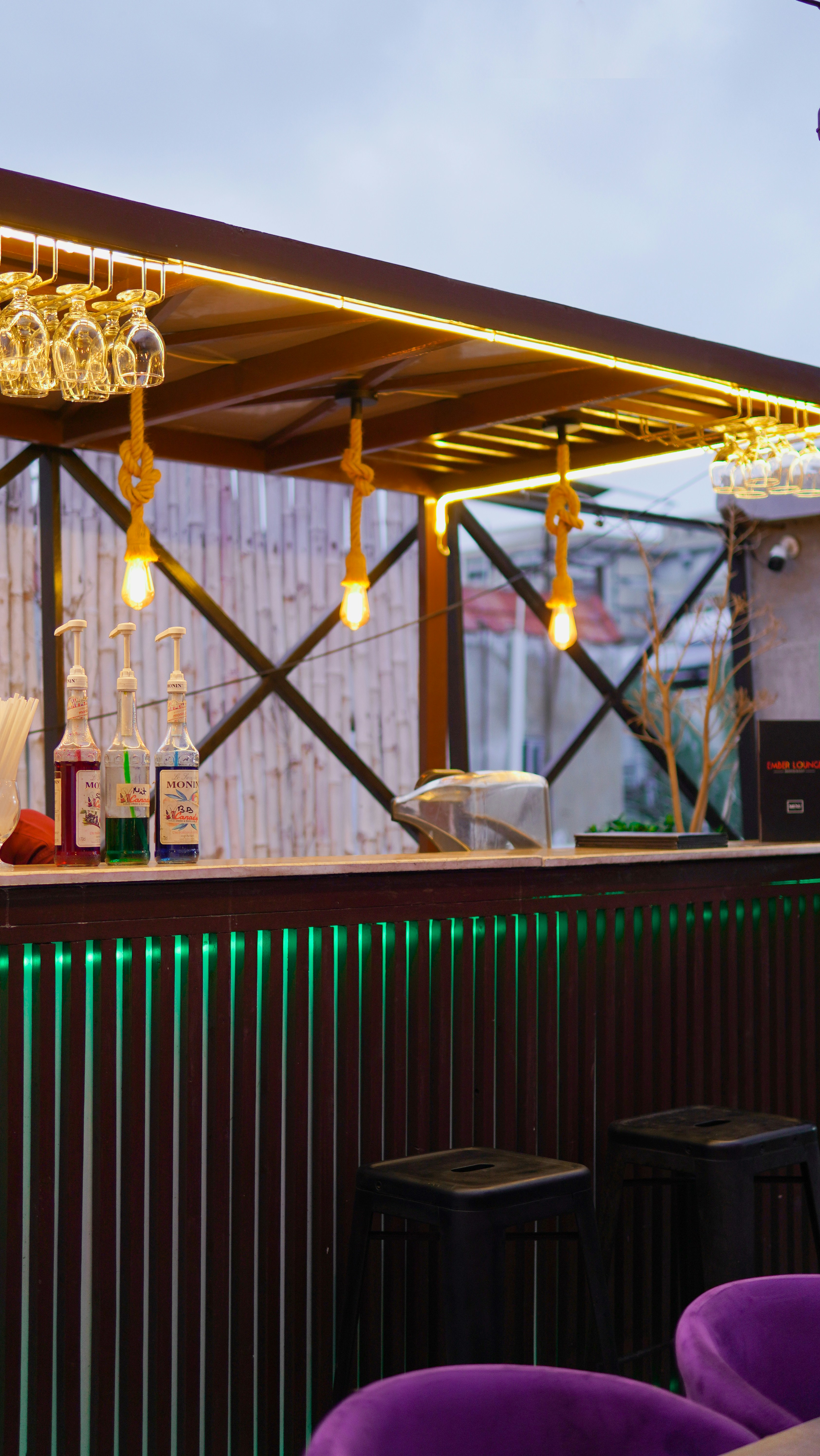 Luminous Barfront: Edison Bulbs, Glassware, and a Neon Green Accent