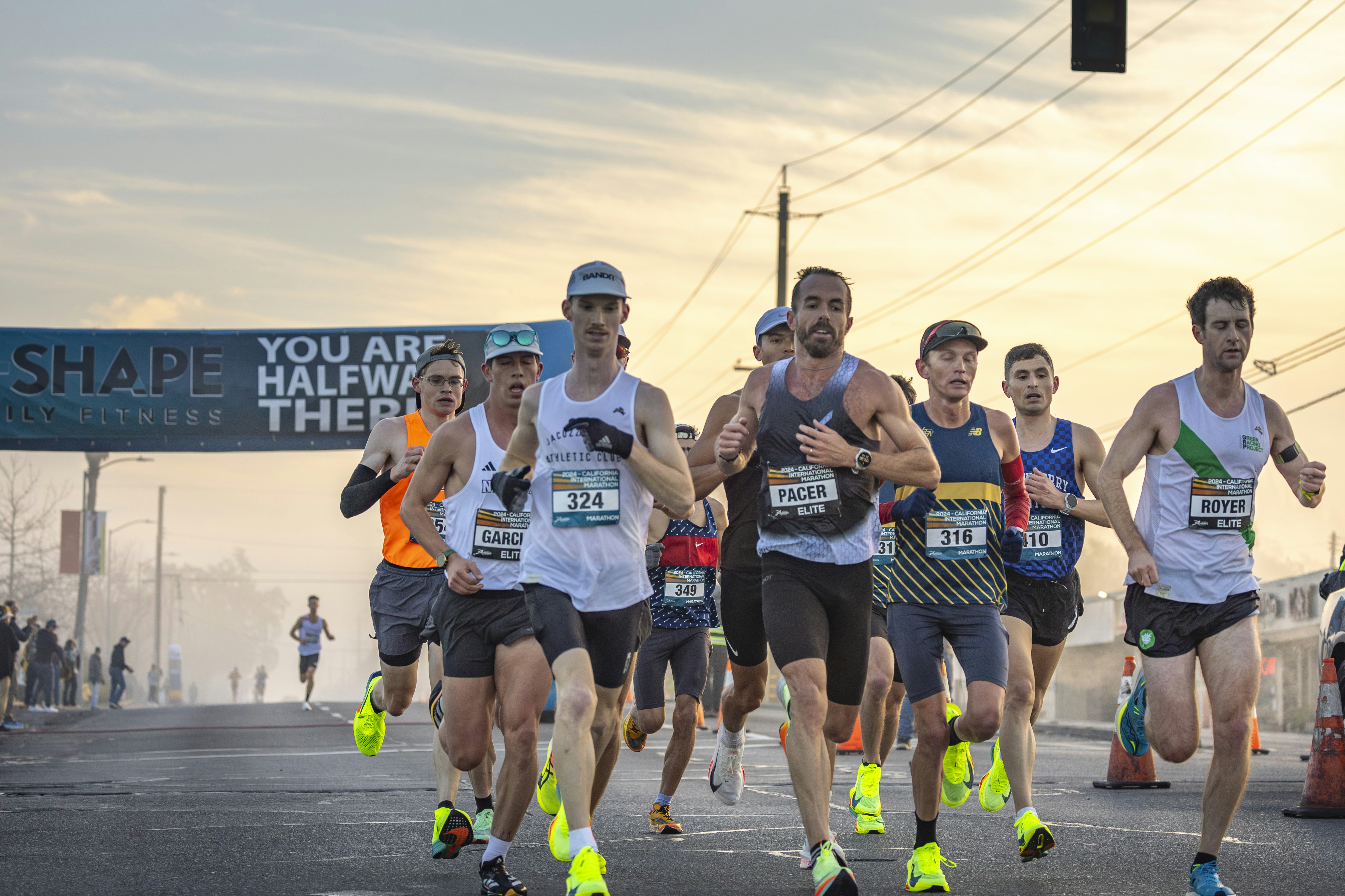 A group of people that are running in a race photo – Free Man Image on ...