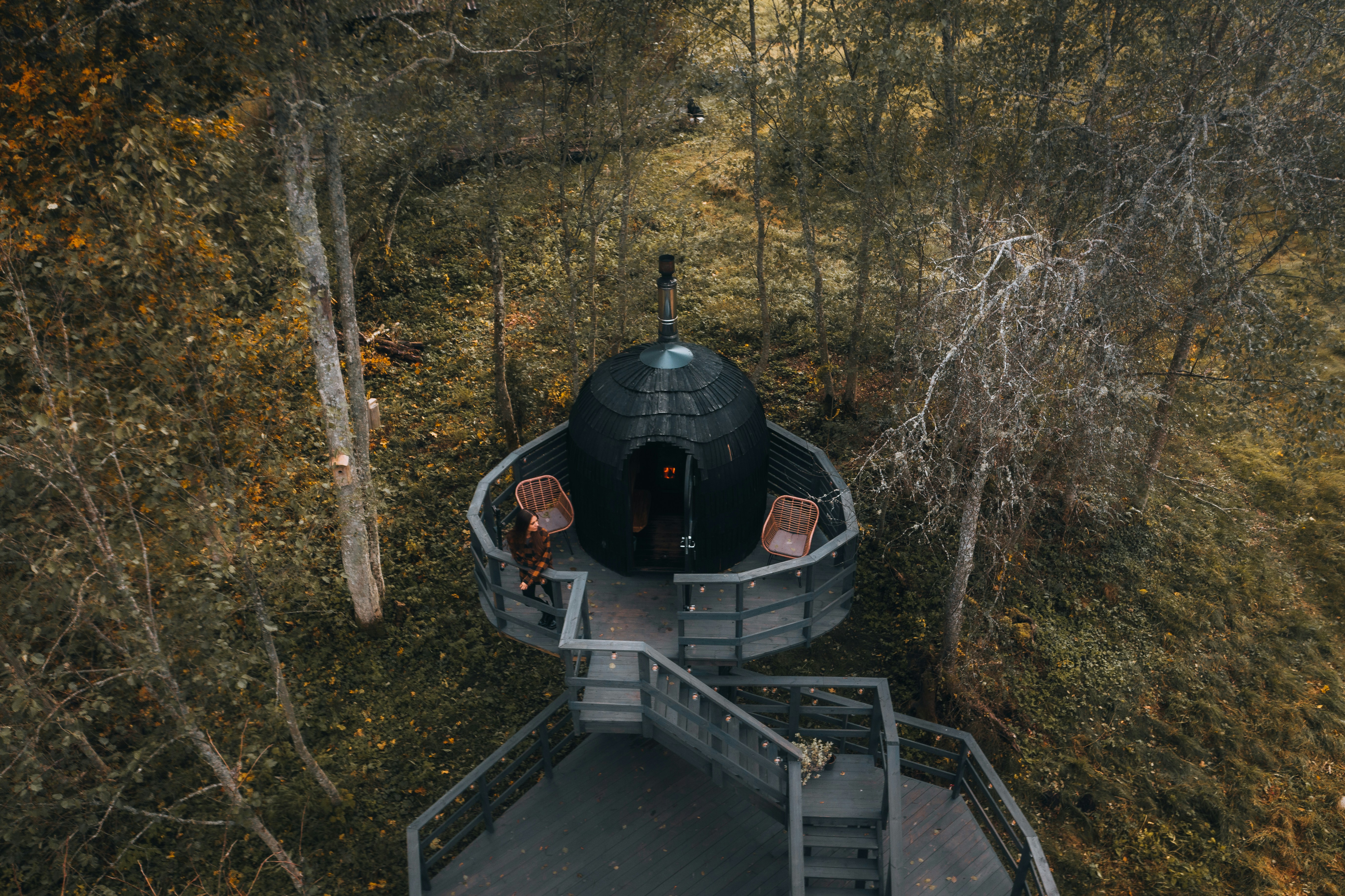 Canopy Capsule: A Suspended Observatory Above Autumn Pines