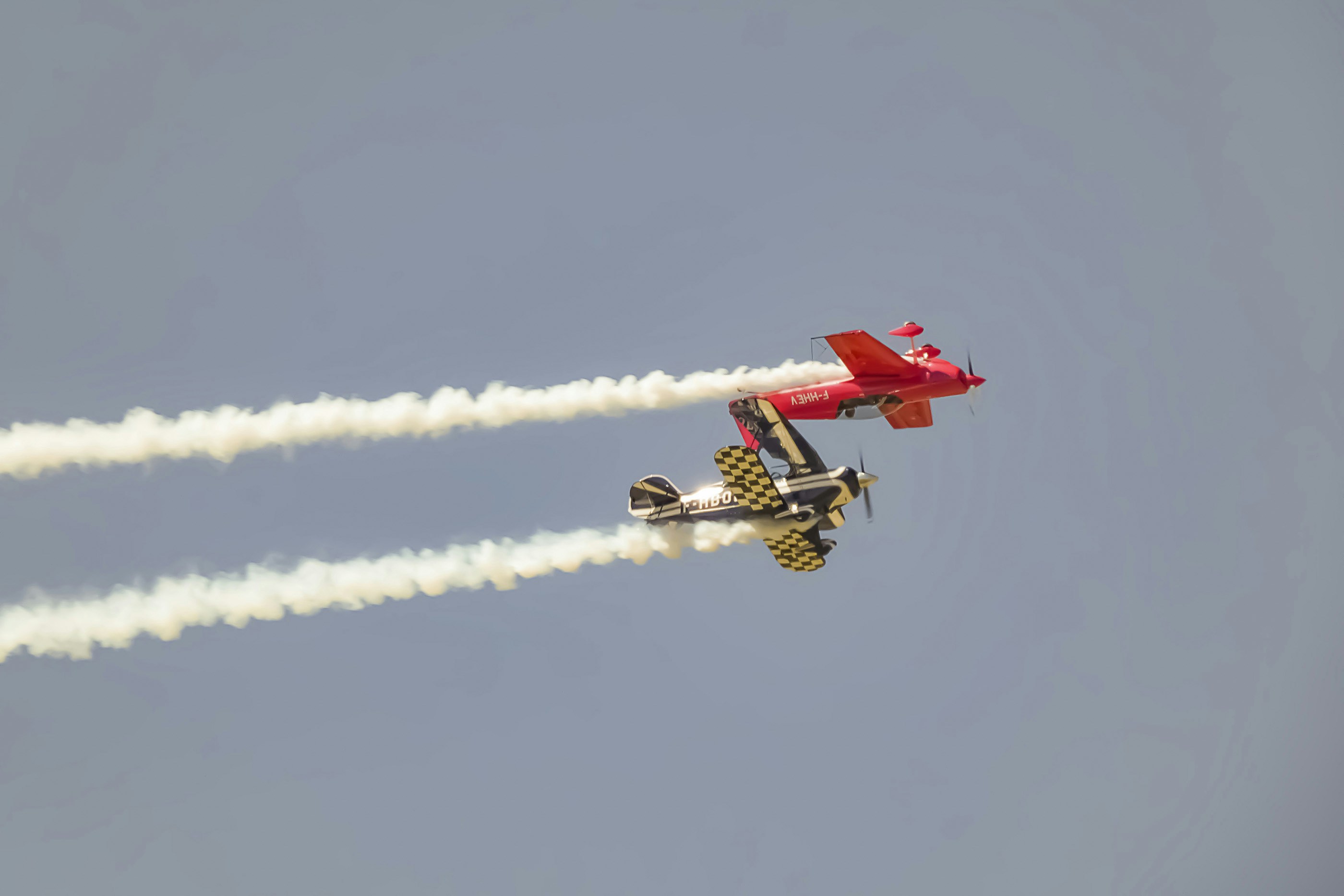 Two airplanes flying side by side in the sky photo – Free Mainfonds ...