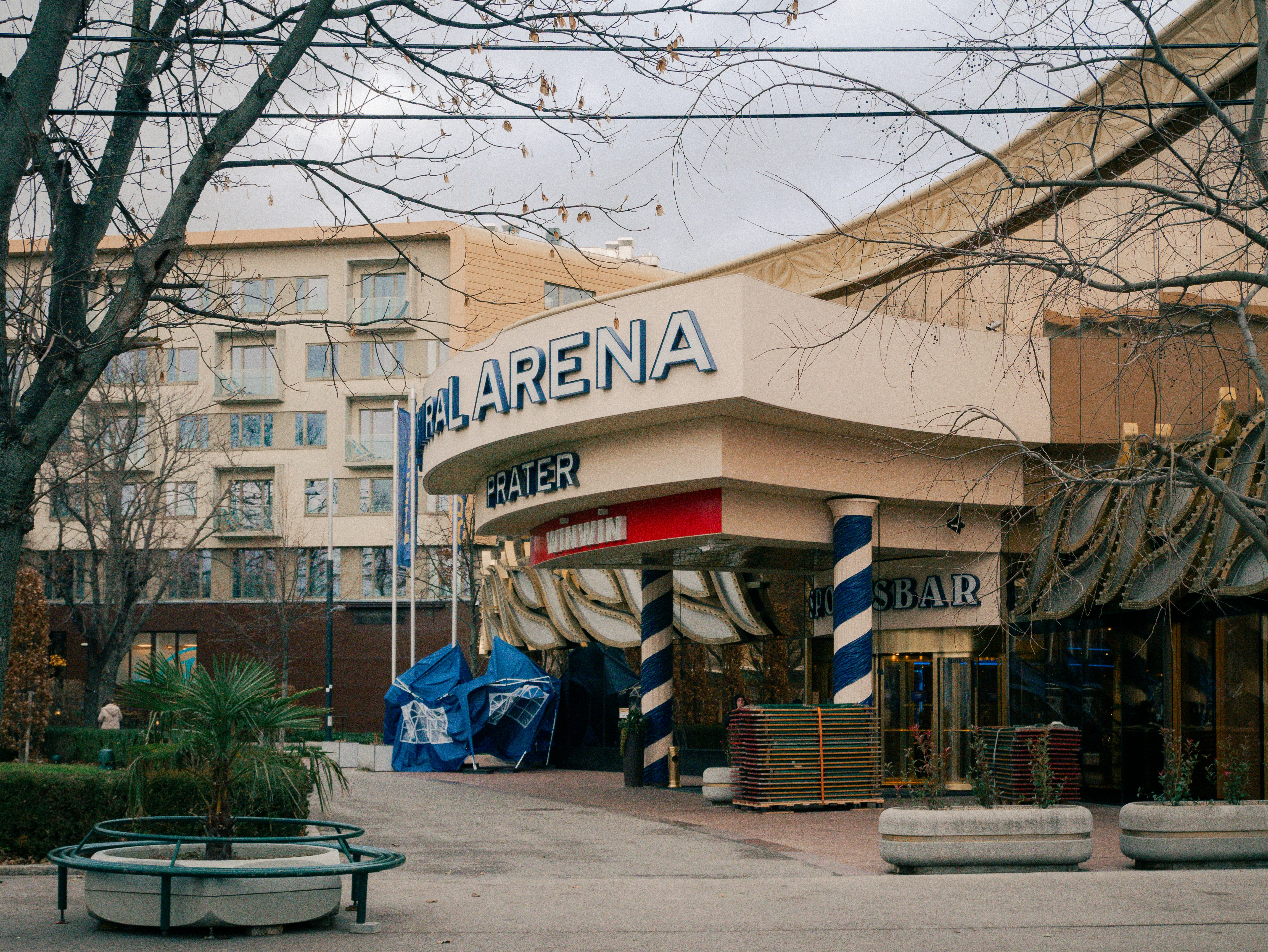 A large building with a sign that says arenaa