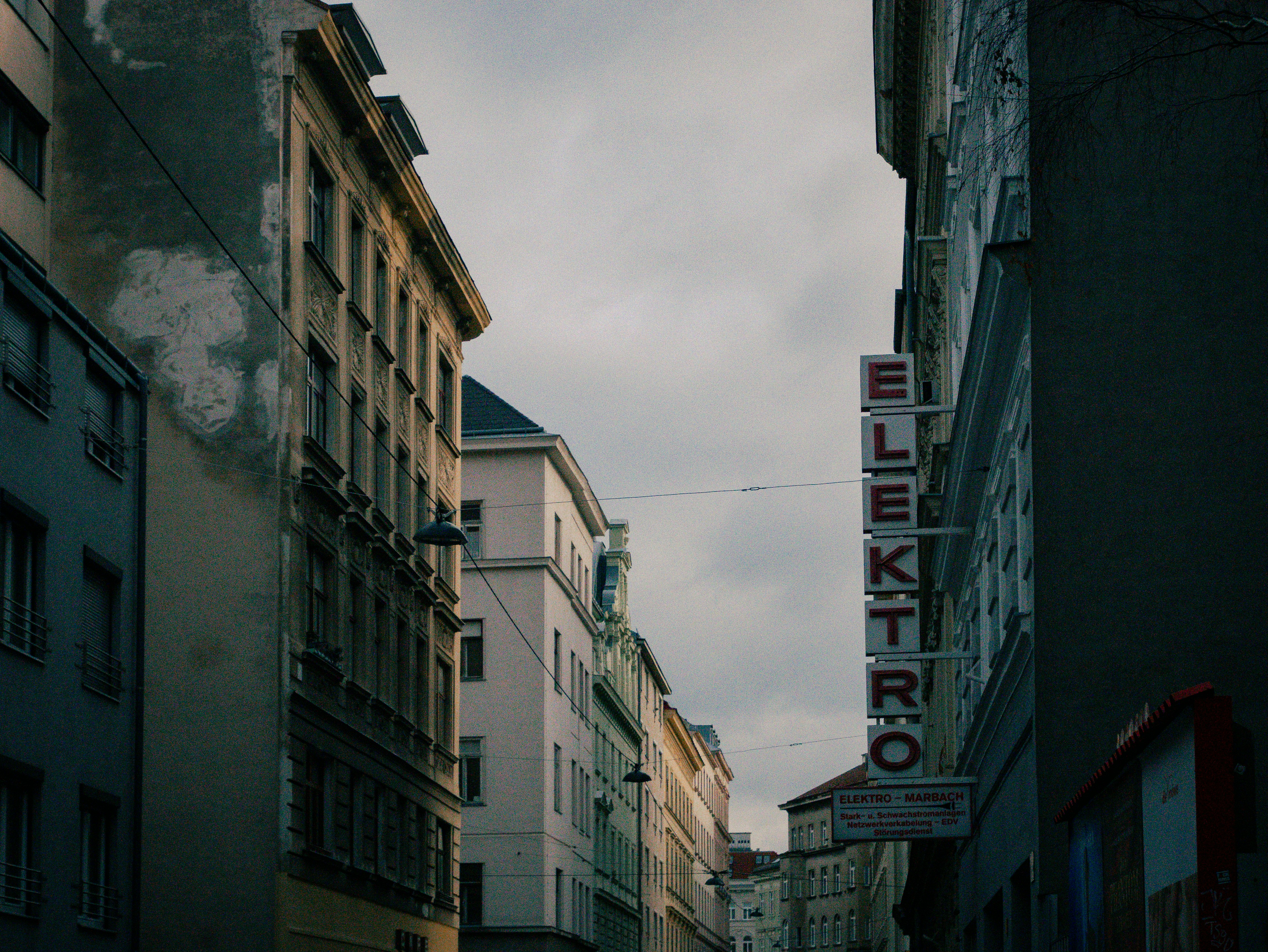 A narrow city street with buildings on both sides photo – Free Vienna ...