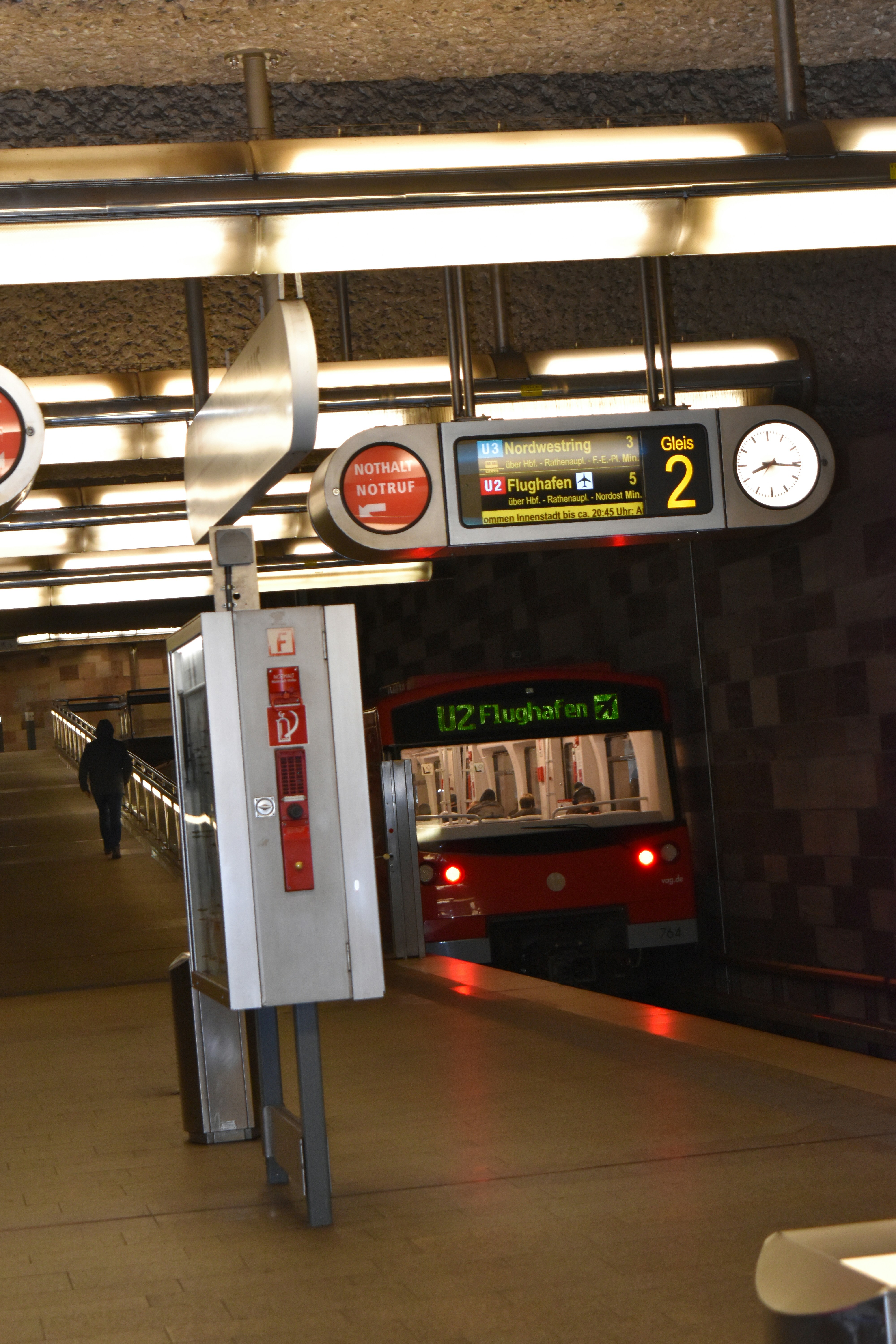 Gleis 2 Arrival at Flughafen: Red Metro Edges Into the Underground