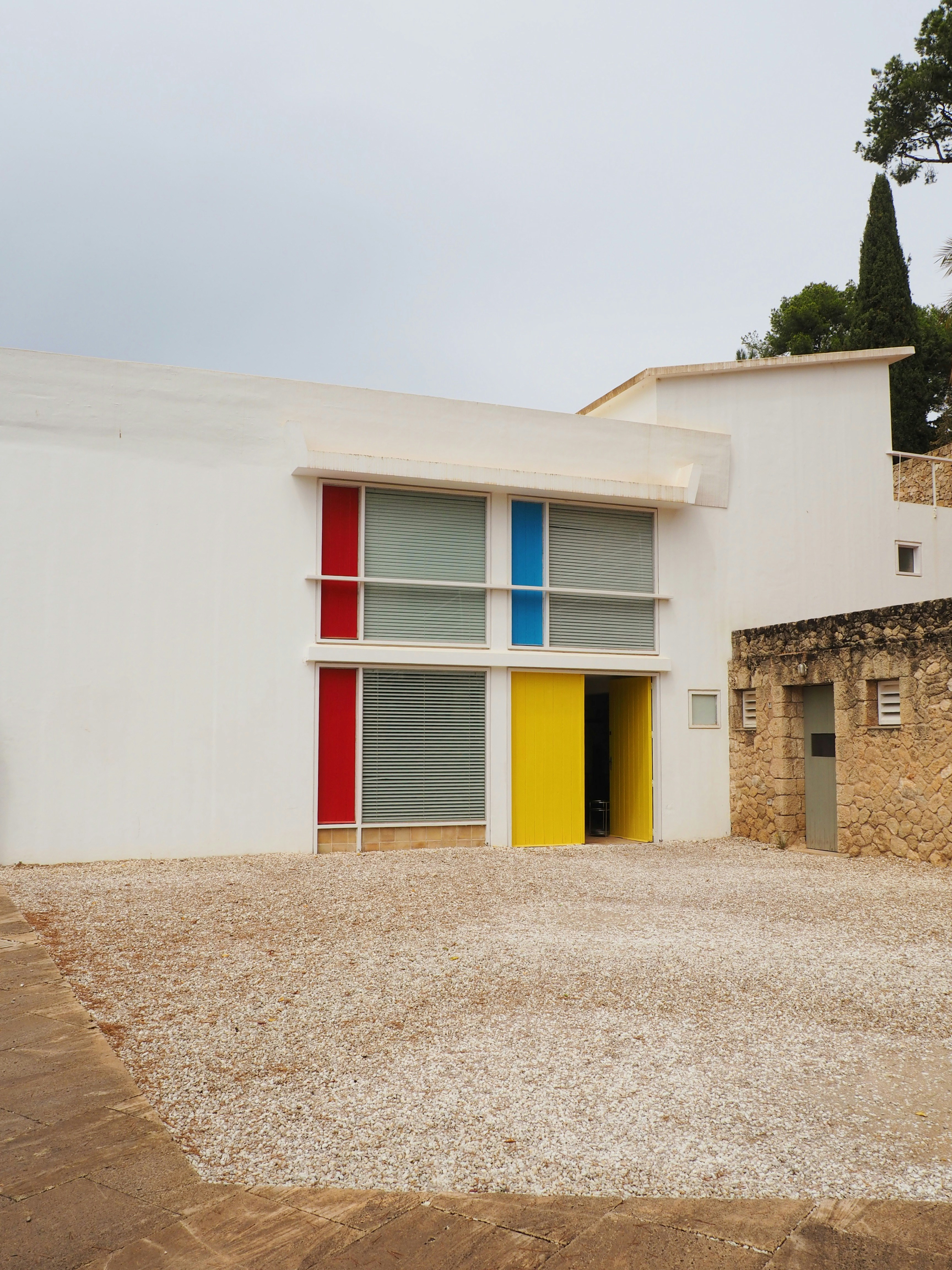 Geometric Modernism: Colorful Facade Meets Sandstone Terrace
