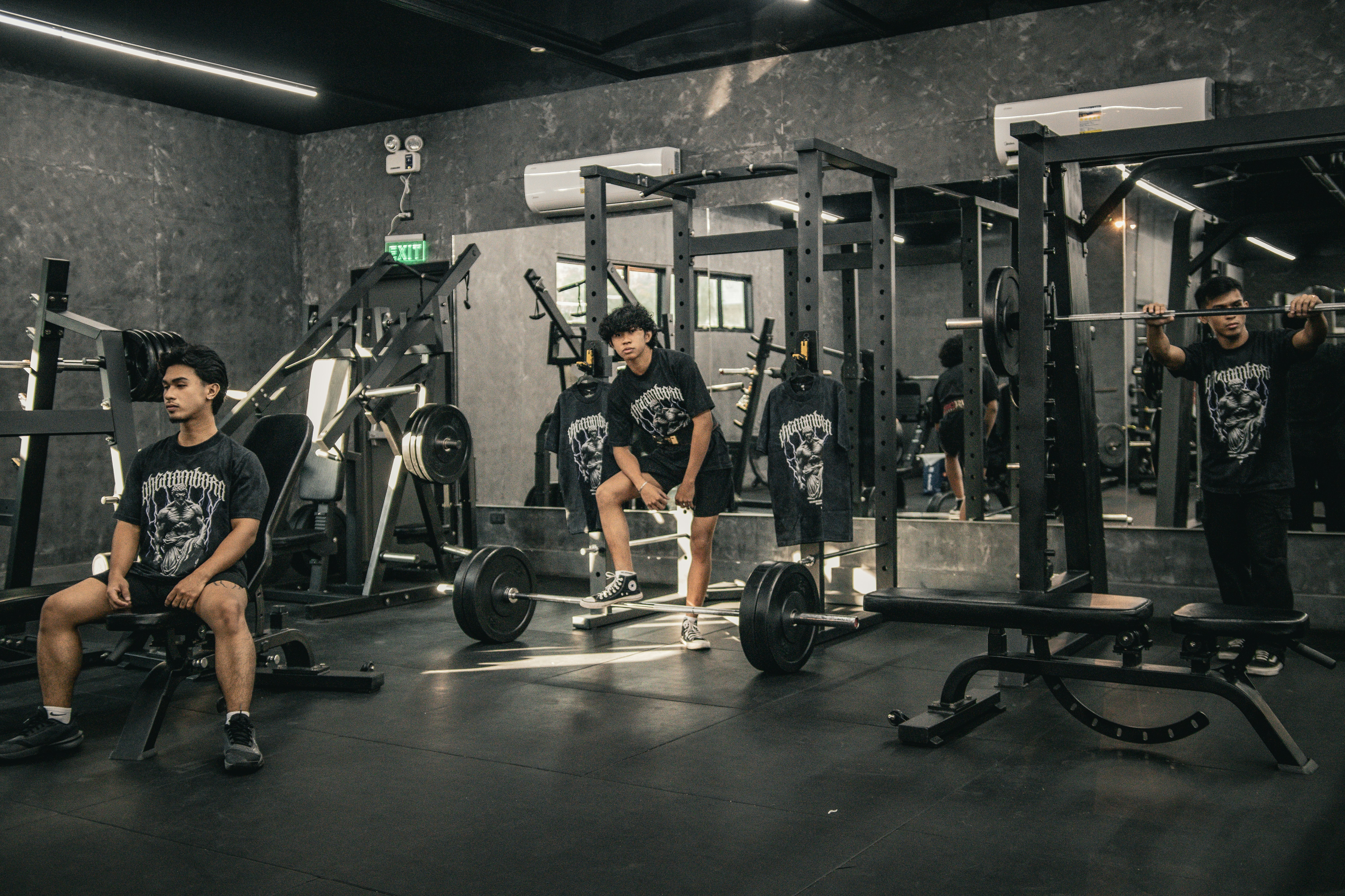 A group of men working out in a gym photo – Free Human Image on Unsplash