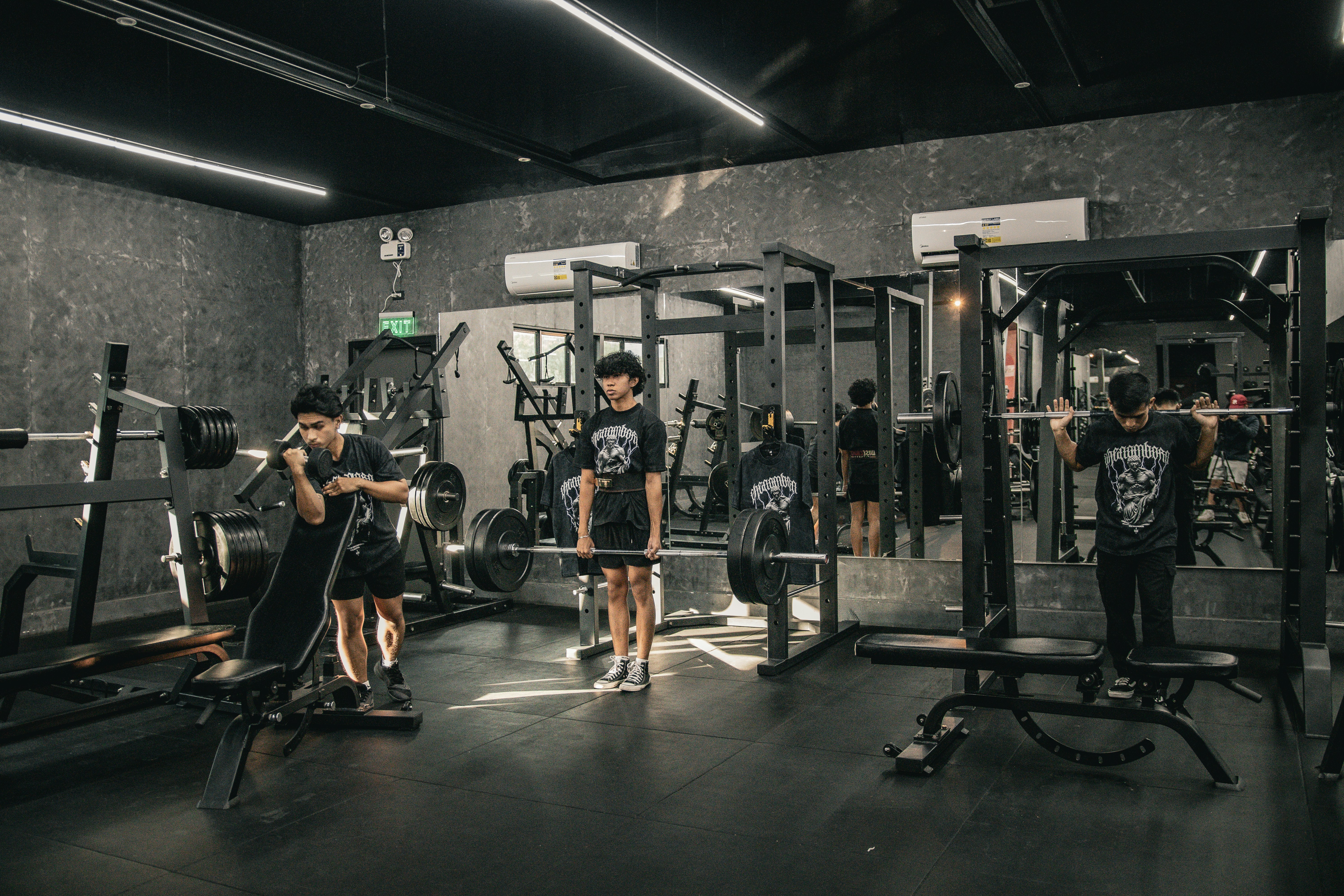 A group of people working out in a gym photo – Free Man Image on Unsplash
