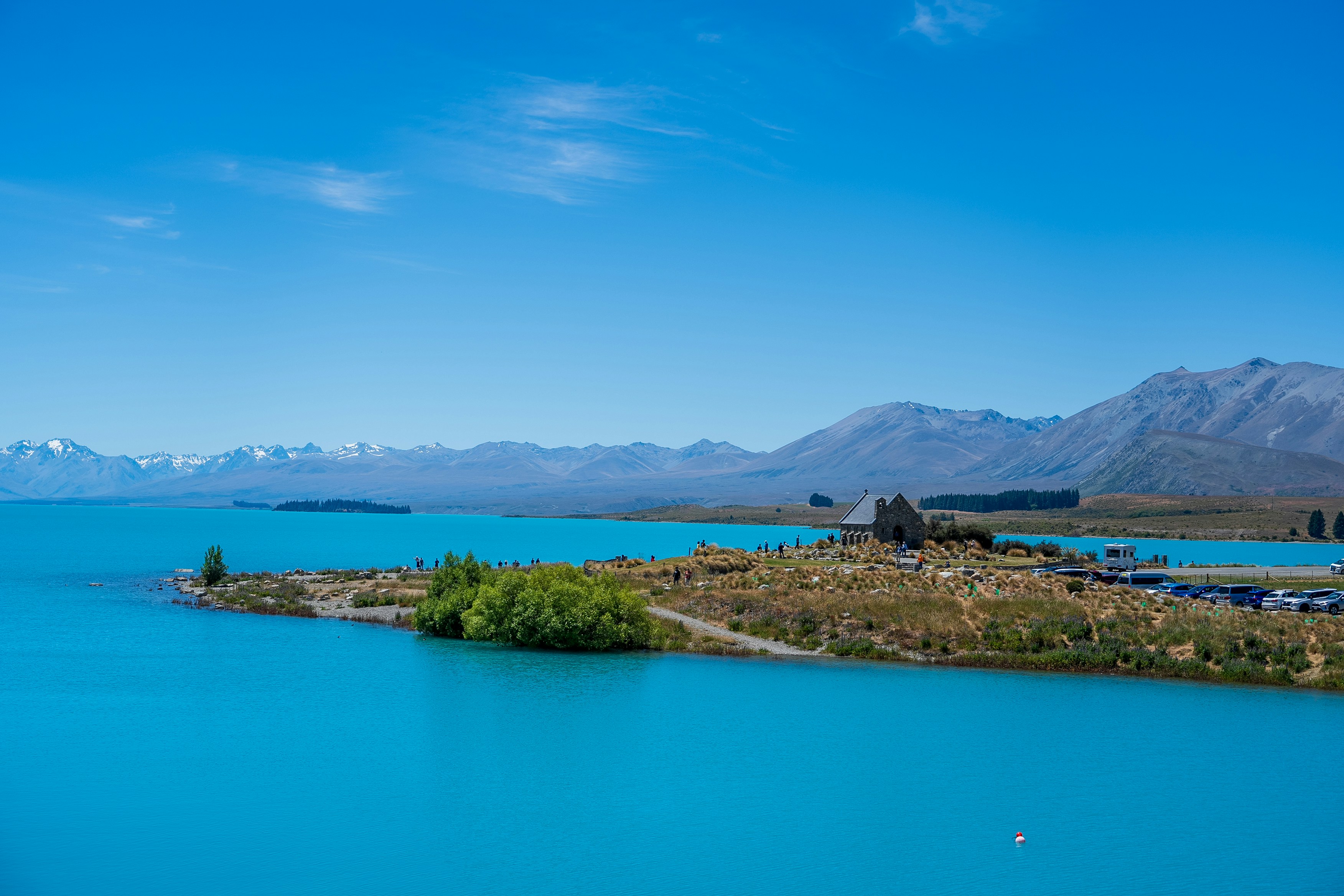 A large body of water surrounded by mountains photo – Free Lake tekapo Image on Unsplash