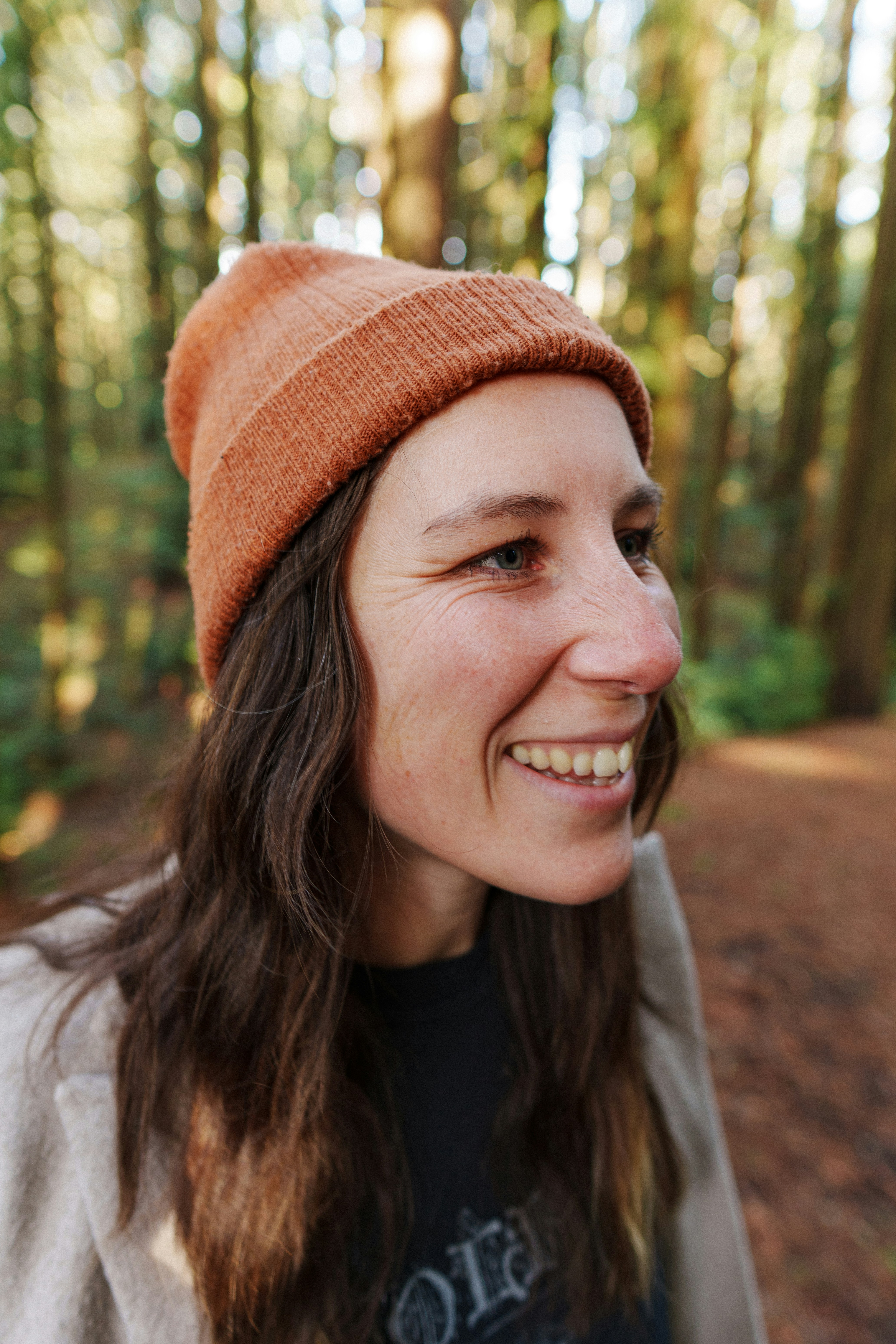 Una donna con i capelli lunghi che indossa un cappello marrone foto ...