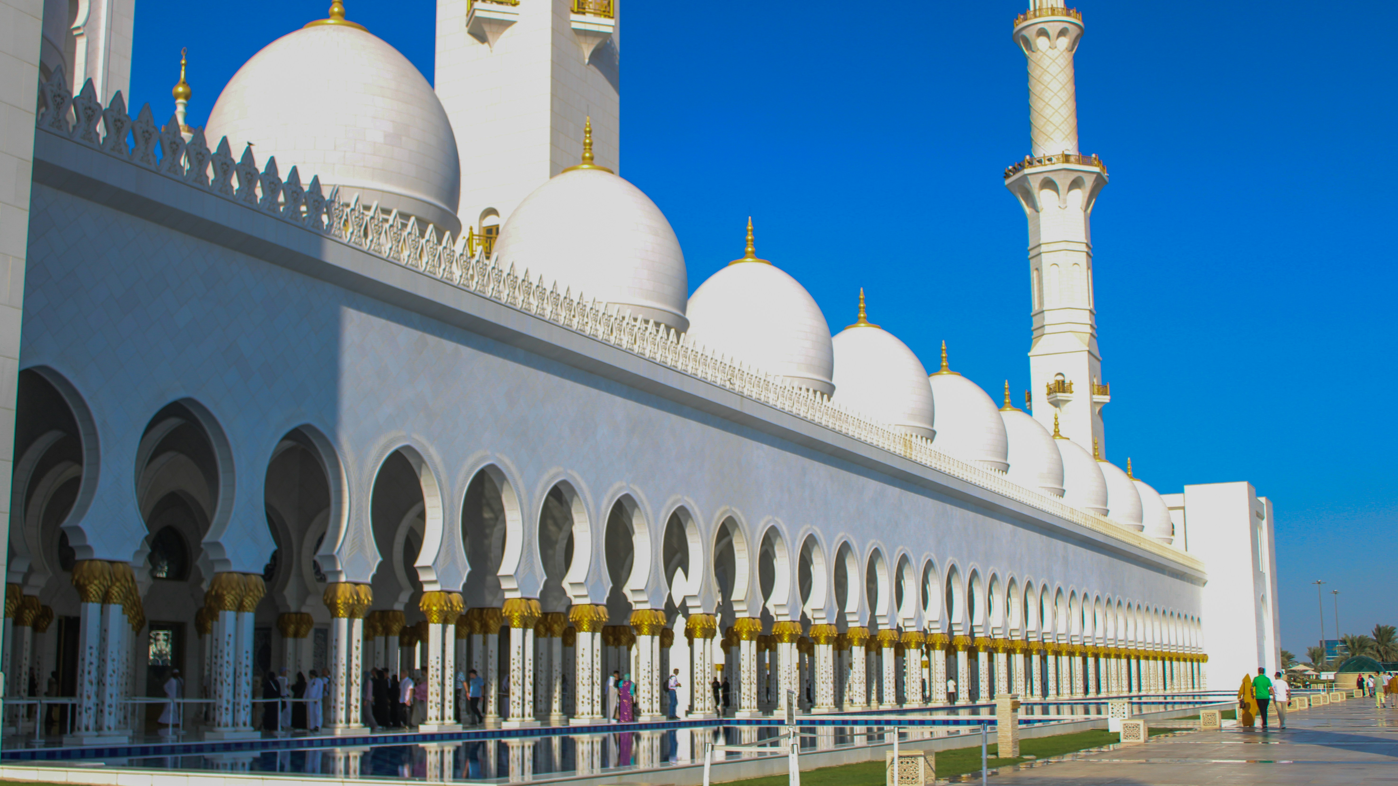 A large white building with many arches and domes photo – Free Sheikh ...