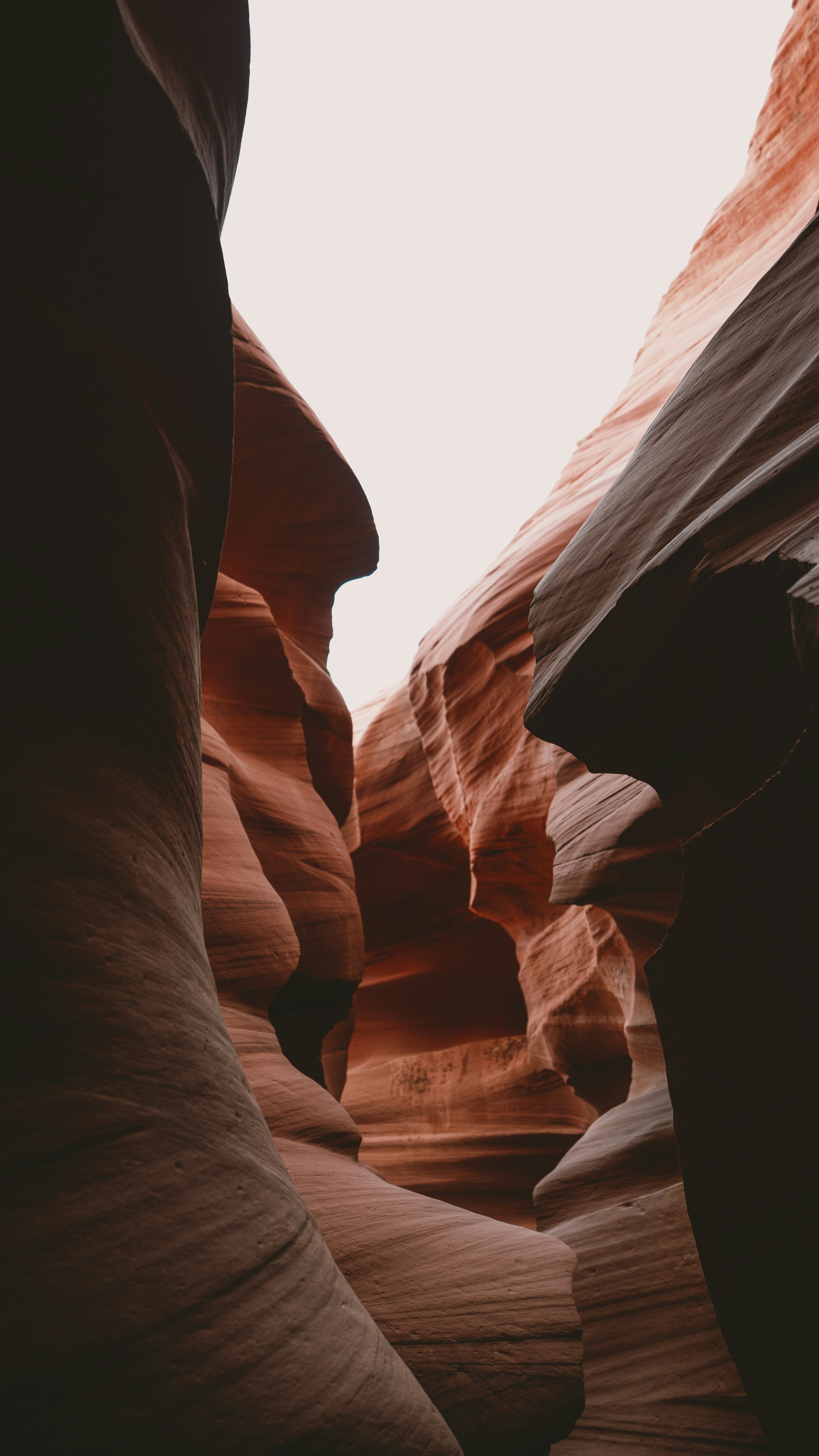 A narrow slot in the side of a canyon photo – Free Antelope canyon Image on Unsplash