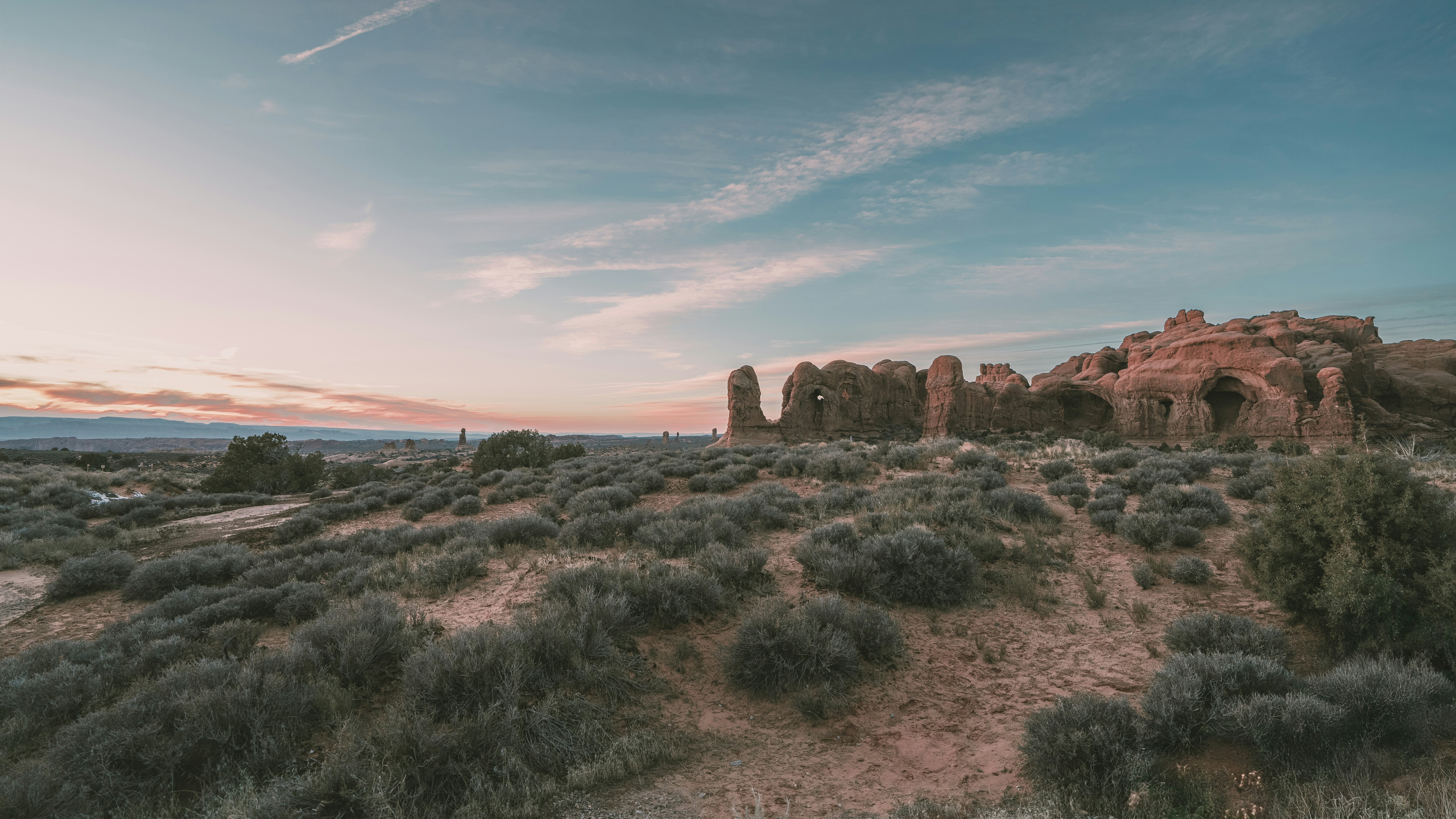 Una strada sterrata in mezzo a un deserto foto – Immagine gratis di ...