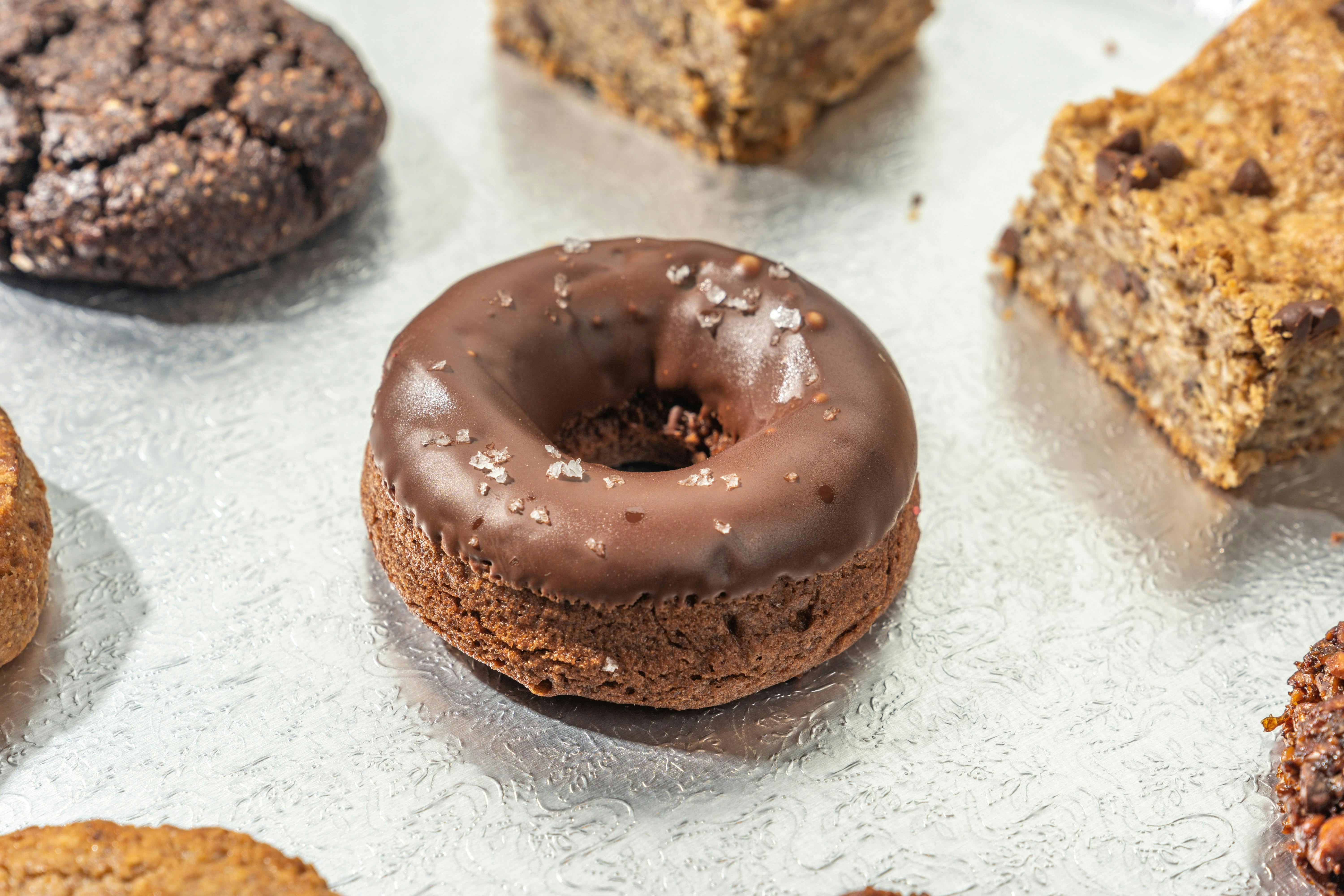 A close up of a tray of doughnuts photo – Free Canada Image on Unsplash