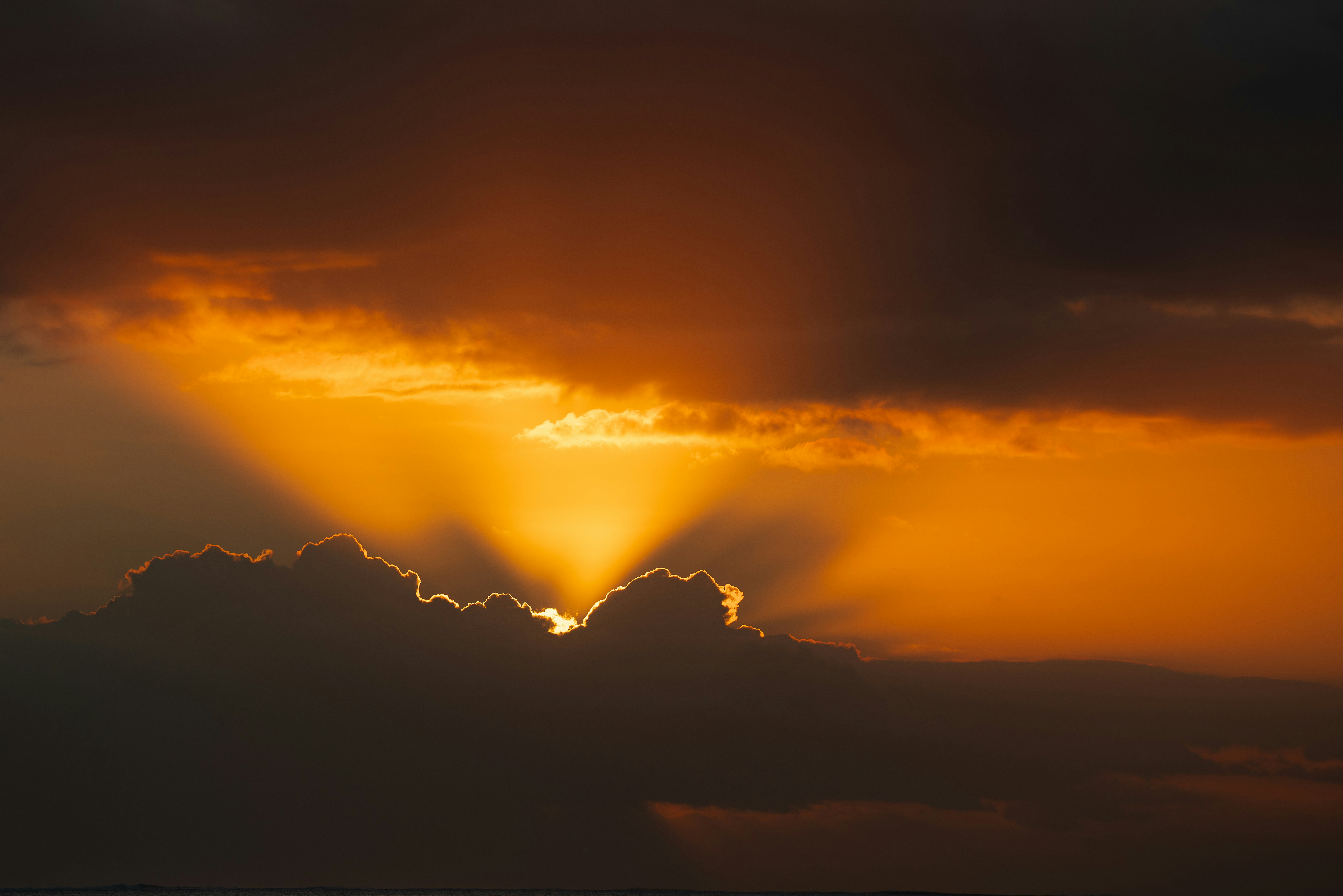 The sun is shining through the clouds in the sky photo – Free La ...