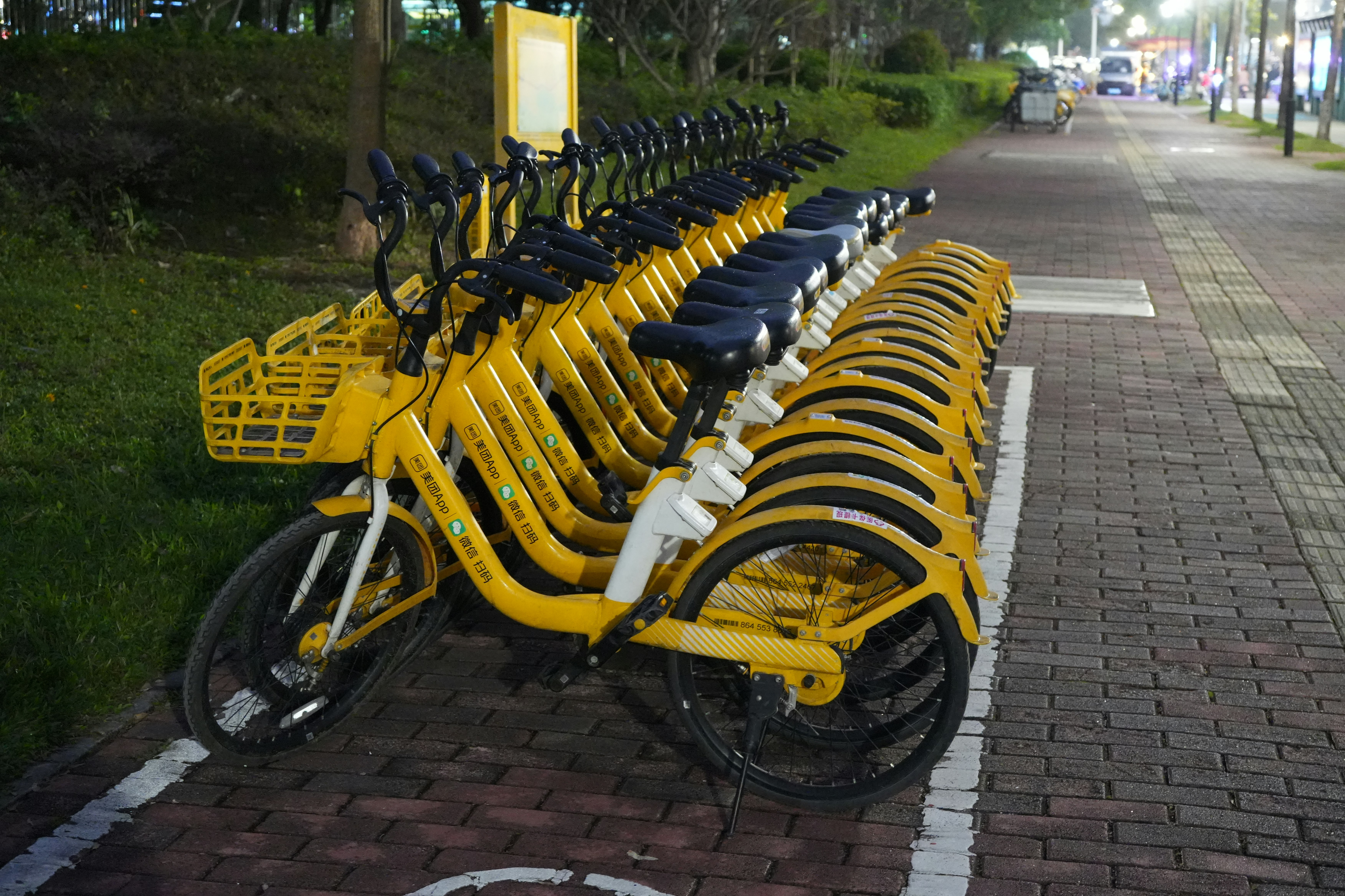 Urban Yellow: A Nighttime Bike Stand