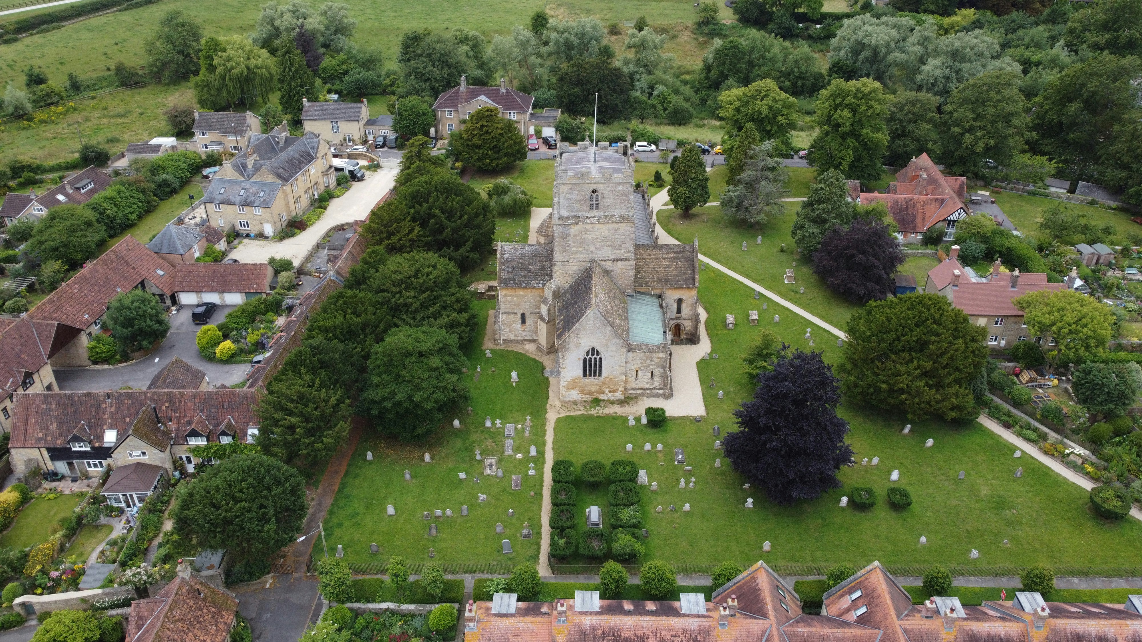 Vista aérea de un gran edificio rodeado de árboles foto – Imagen de ...