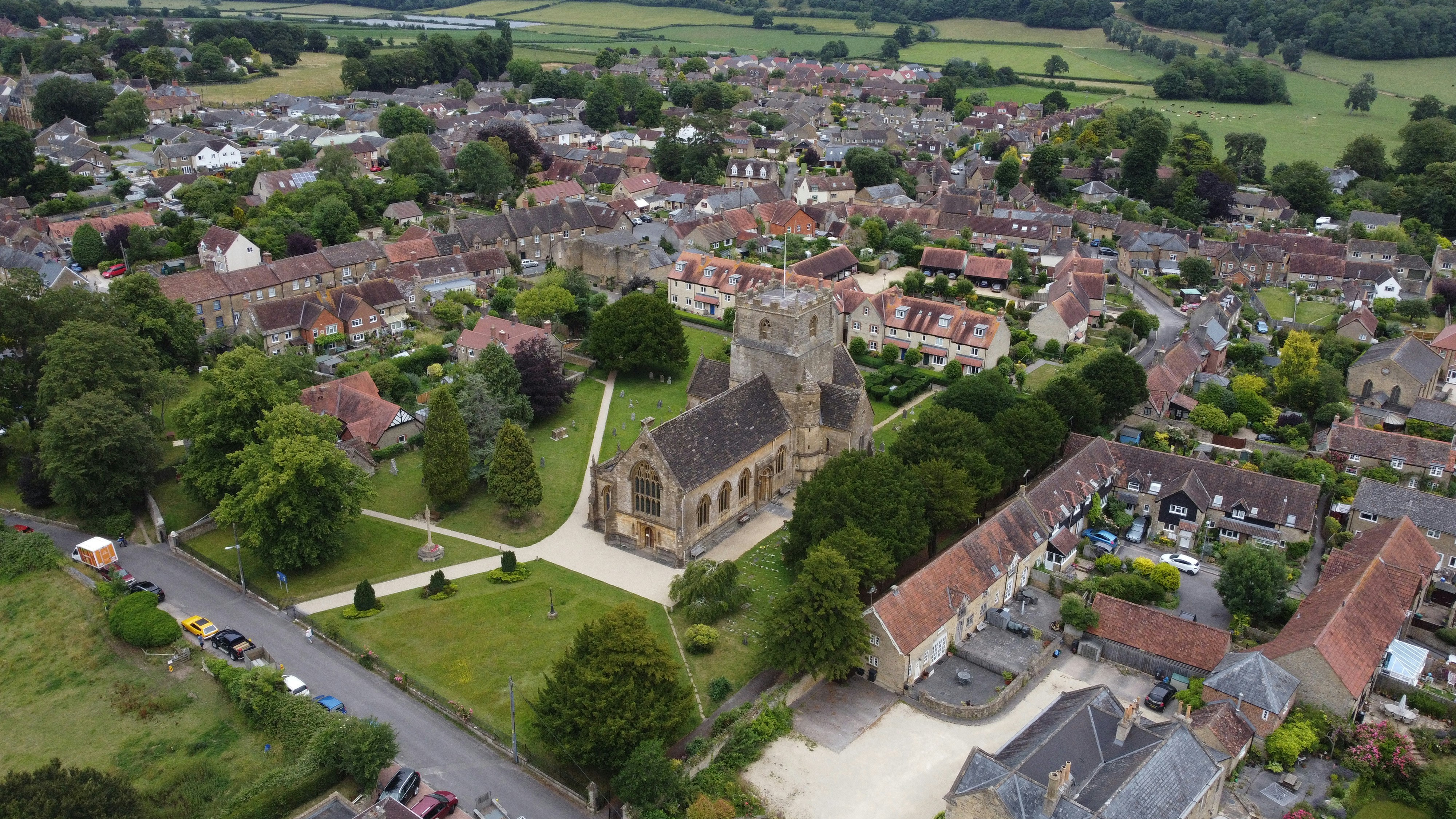 Una vista aérea de un pequeño pueblo con una iglesia foto – Imagen de ...