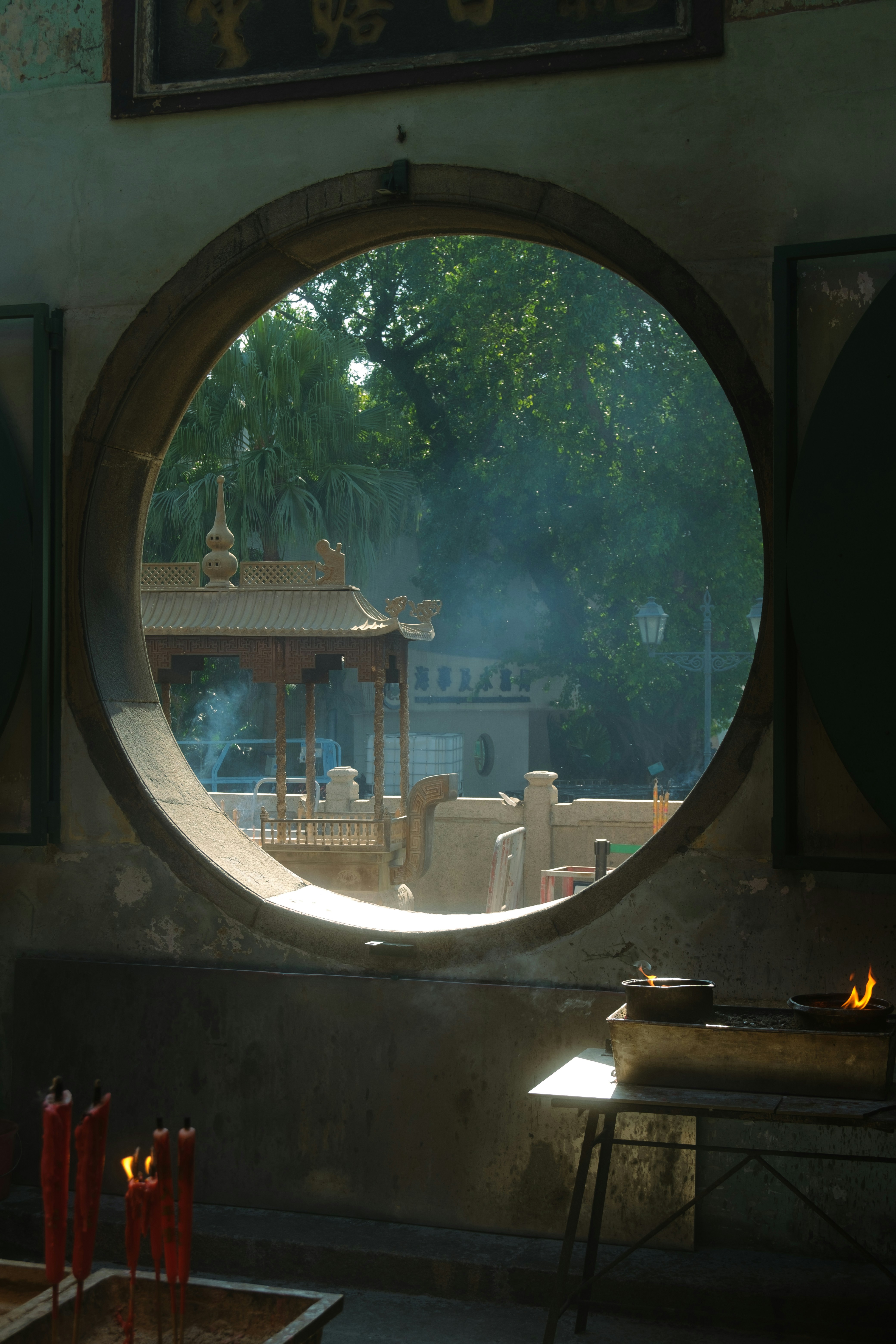 Through the Circular Gate: Soft Light, Smoke, and Stonealina ozerova