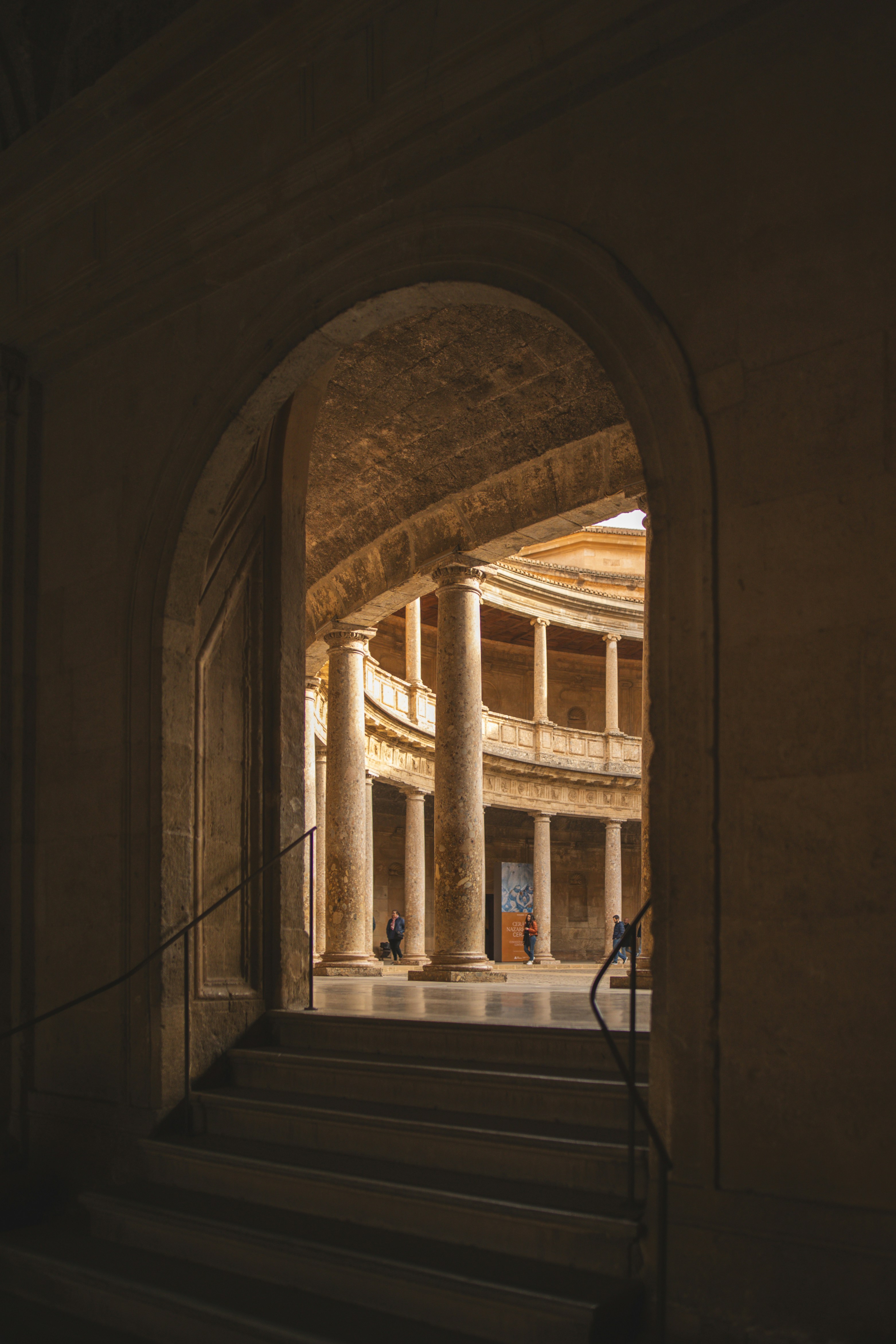 Una vista de un edificio a través de un arco foto – Imagen de Edificio ...
