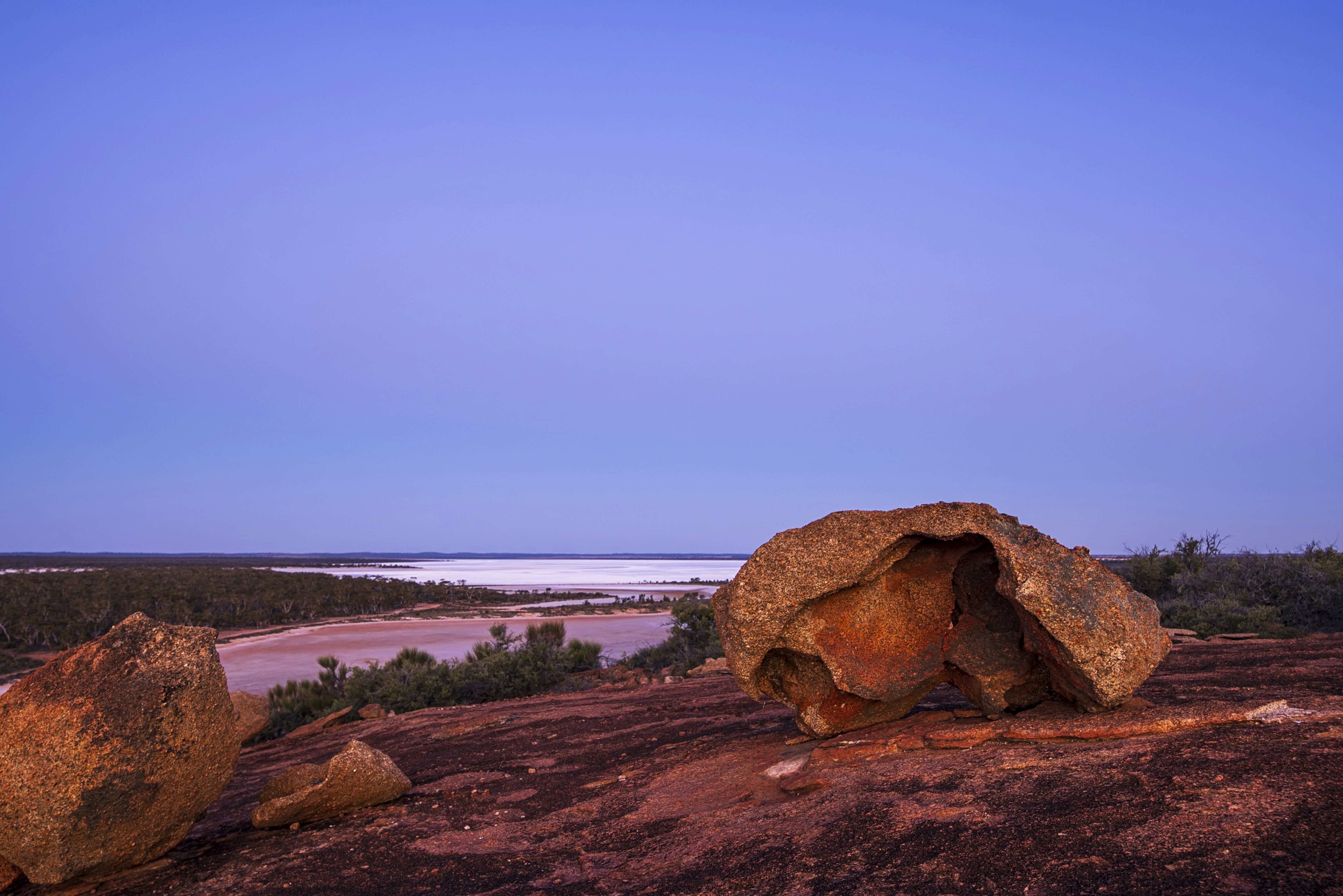 A large rock sitting on top of a dry grass field photo – Free Baladjie ...