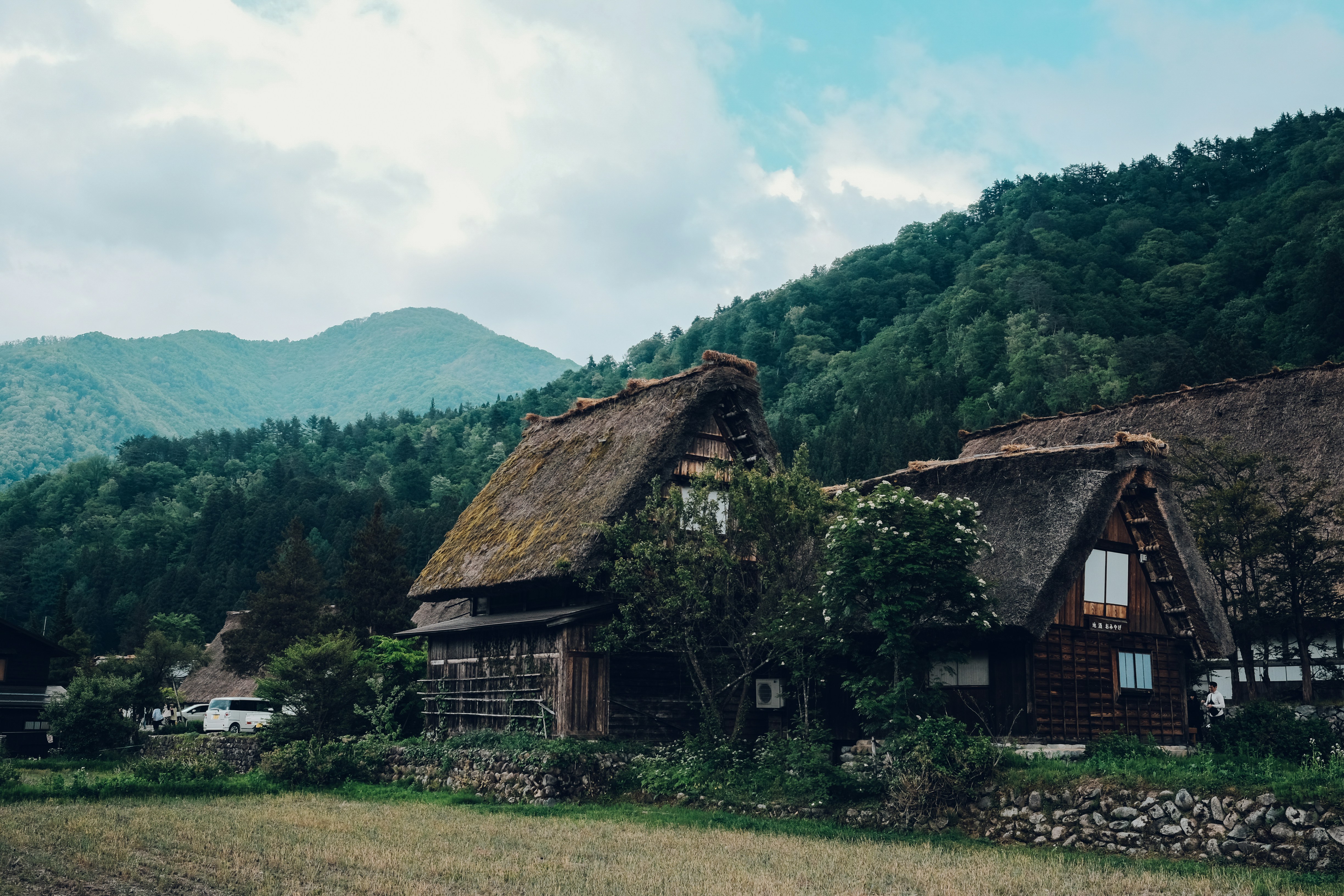 A row of thatched roofed houses on a hillside photo – Free Shirakawa-go Image on Unsplash
