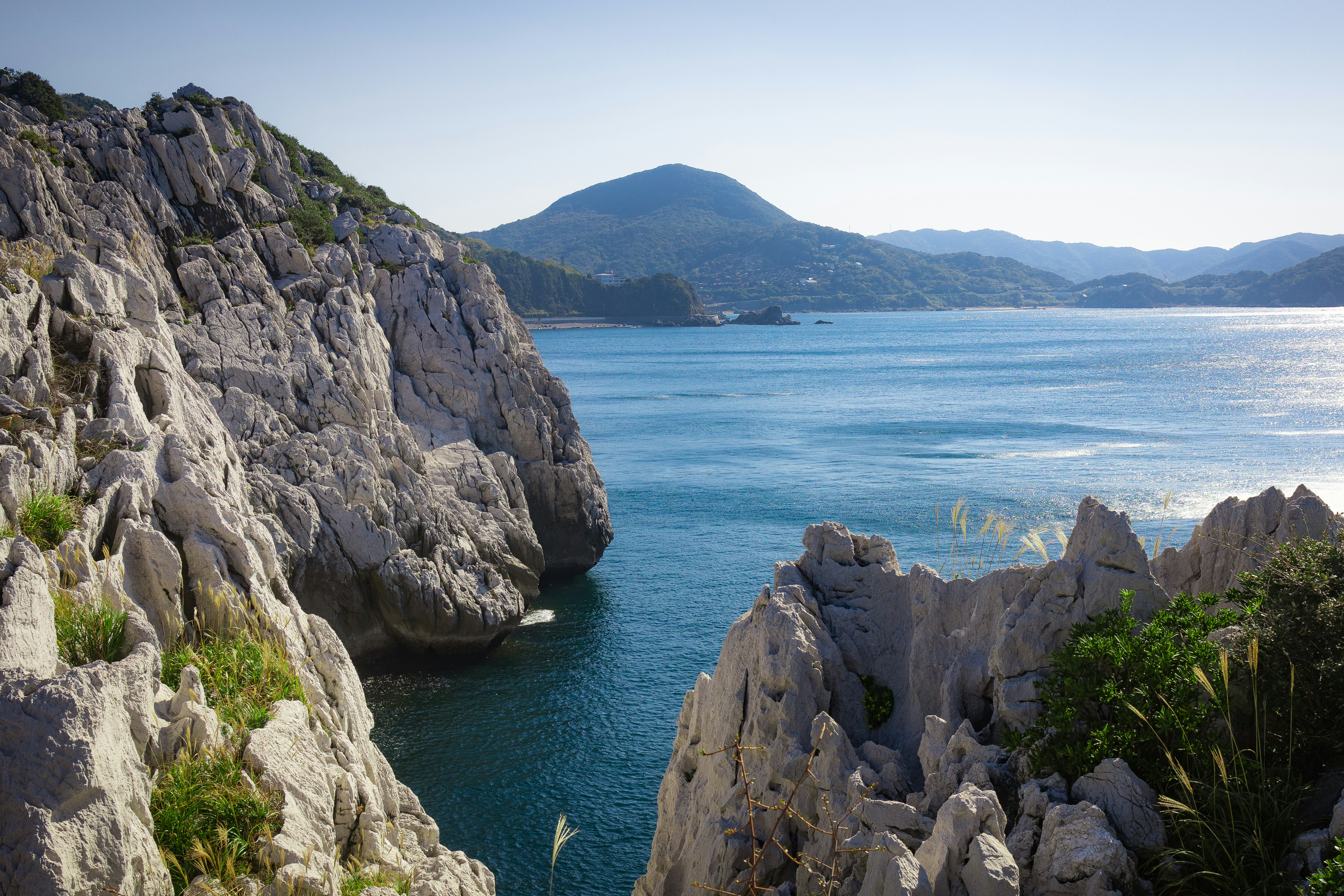 A body of water surrounded by rocks and greenery photo – Free Wakayama ...