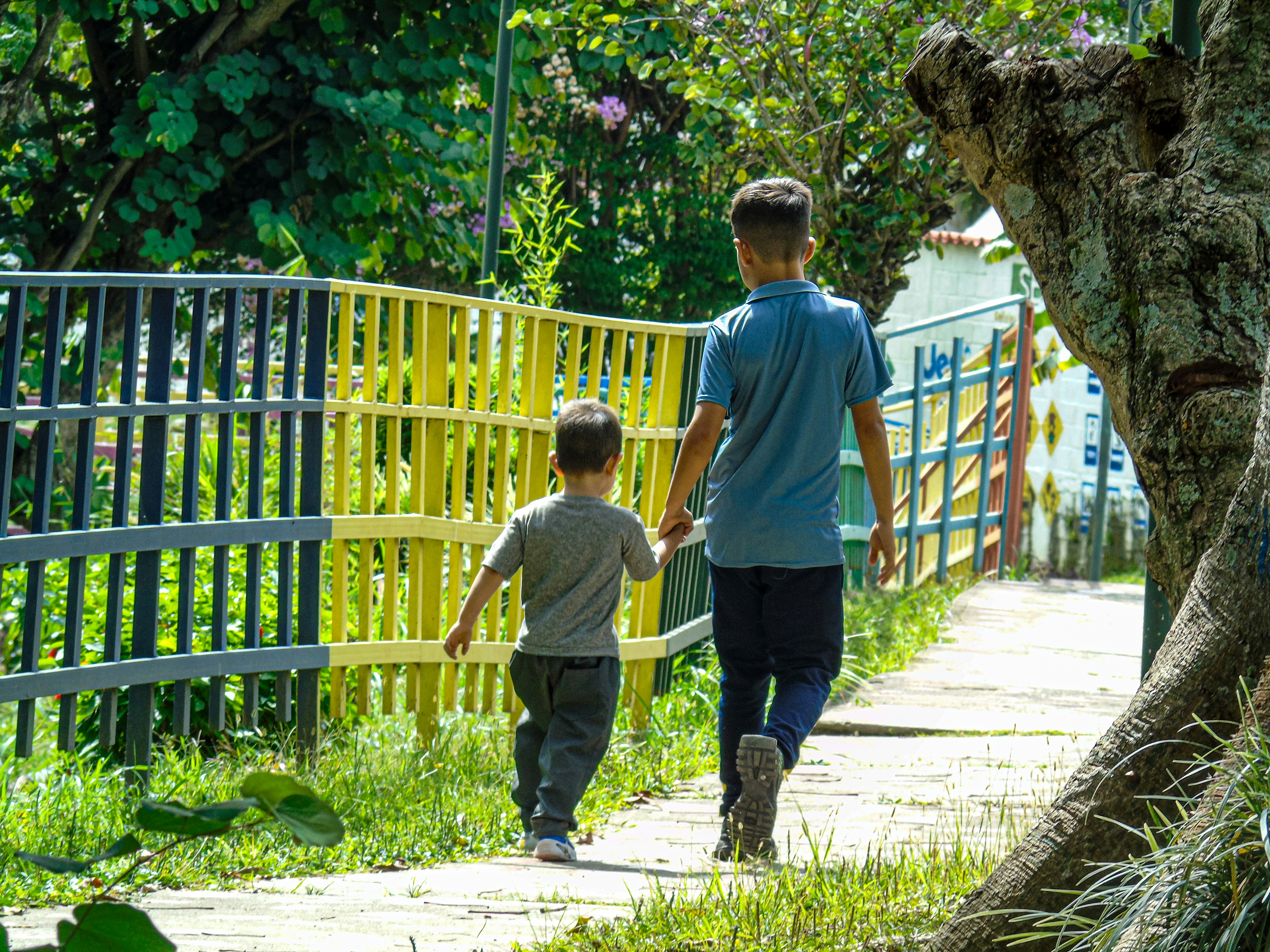 Caminando con mis hijos y de forma espontánea se dió este hermoso momento :)