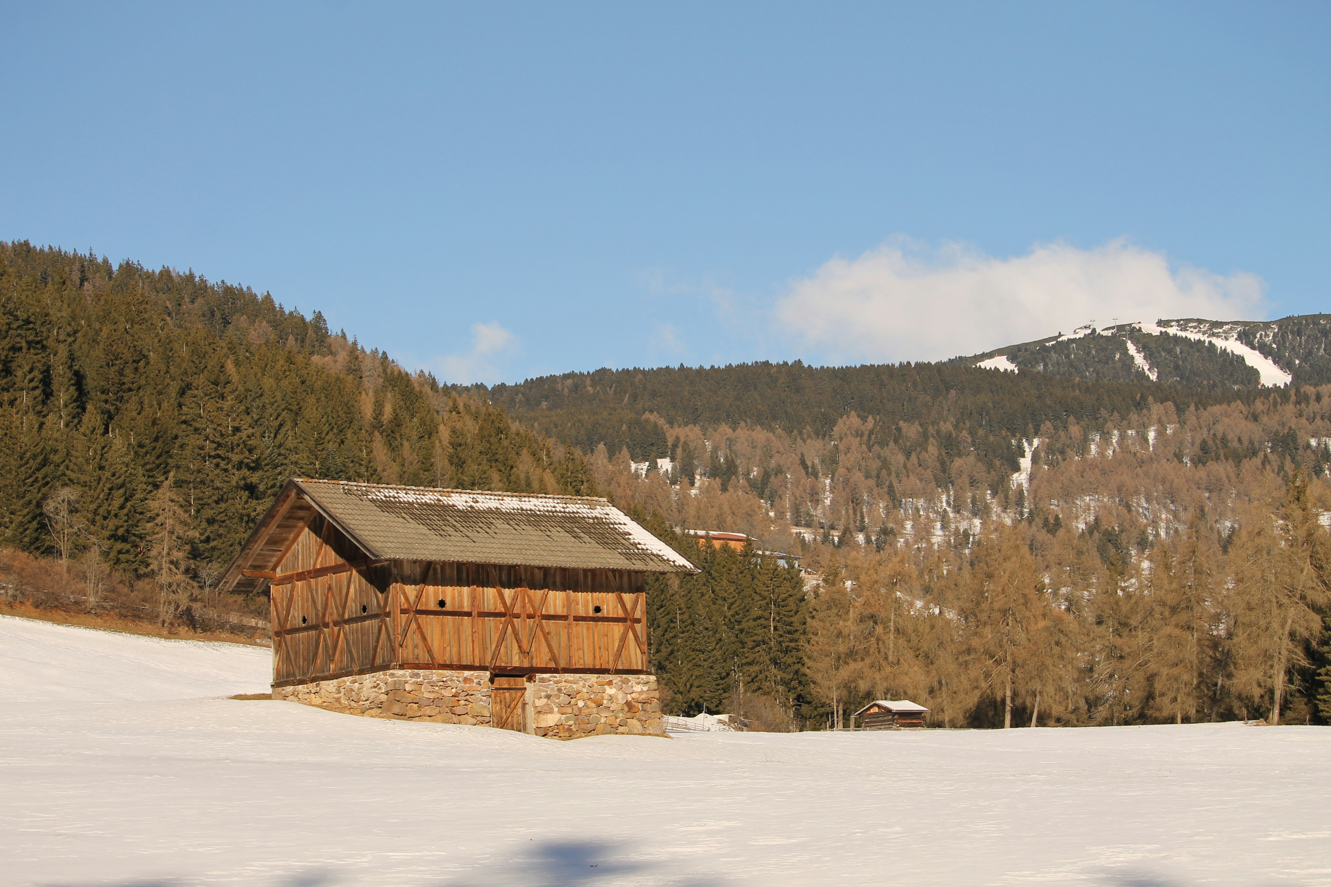 Una cabaña en medio de un campo nevado foto – Imagen de Edificio ...