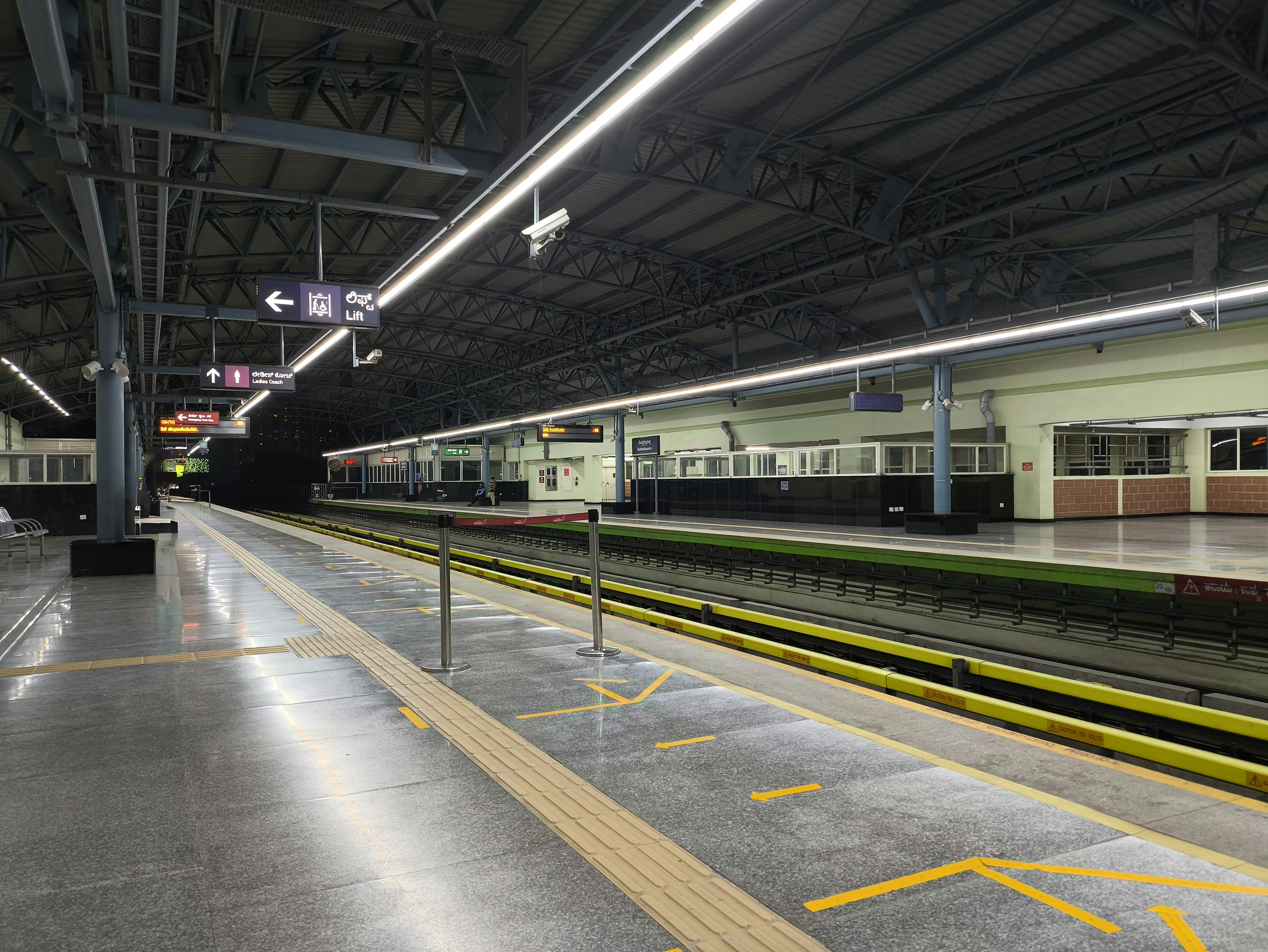 A train is pulling into a train station photo – Free Bangalore Image on Unsplash